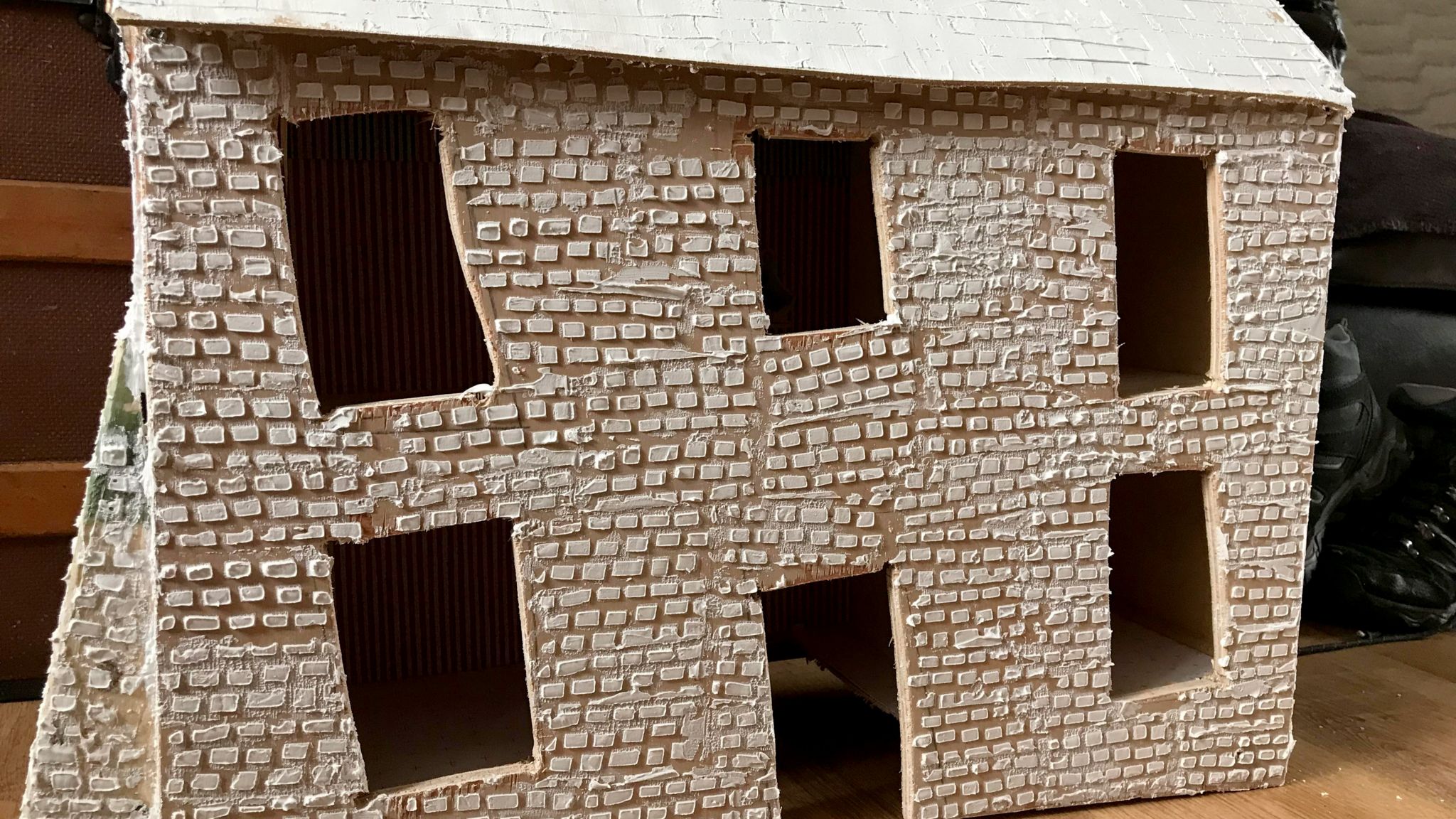 Miniature Crooked House wins plaudits from across the globe - BBC News