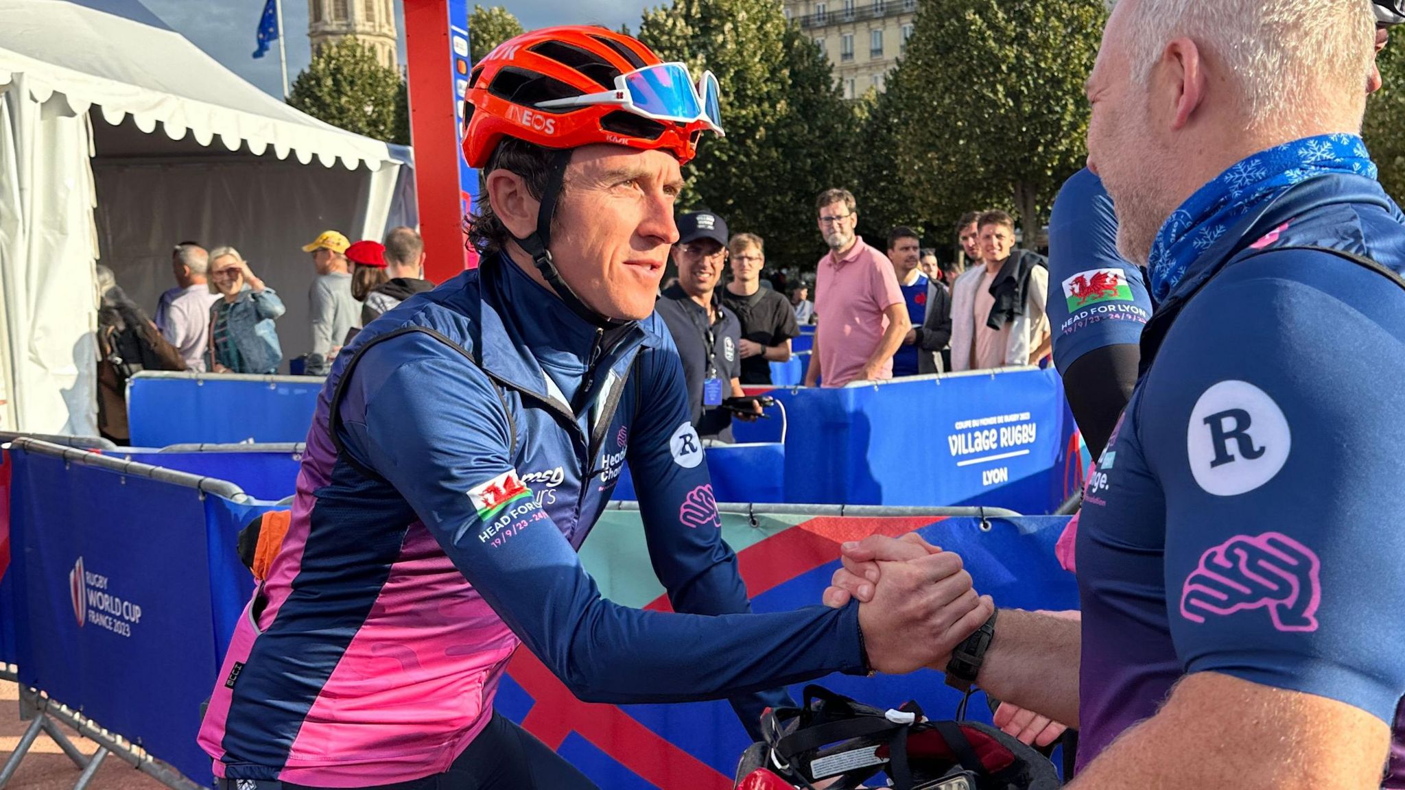 Geraint Thomas yn ymuno â her seiclo i Ffrainc - BBC Cymru Fyw