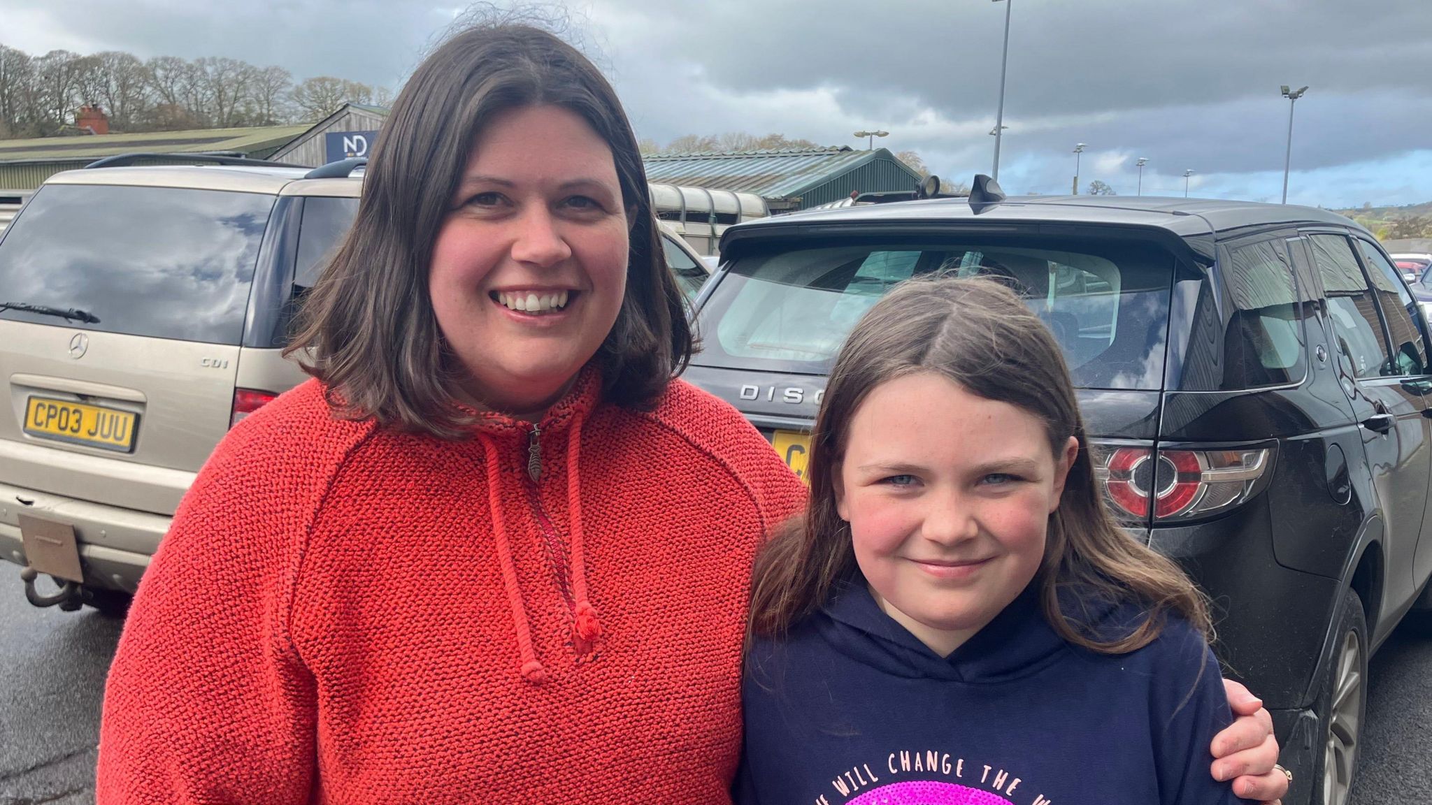 Tywydd eithafol yn her gynyddol i fyd amaeth Cymru - BBC Cymru Fyw