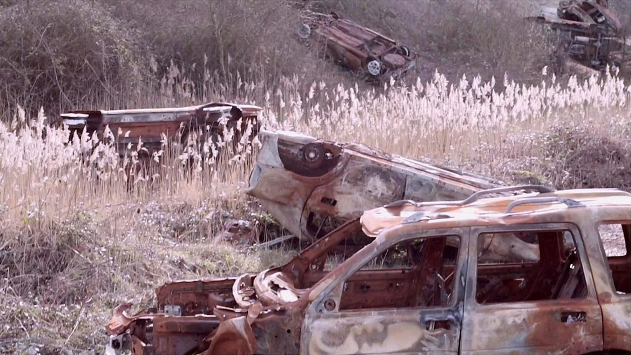Sundon Pits: Man falls 100ft down disused chalk quarry - BBC News