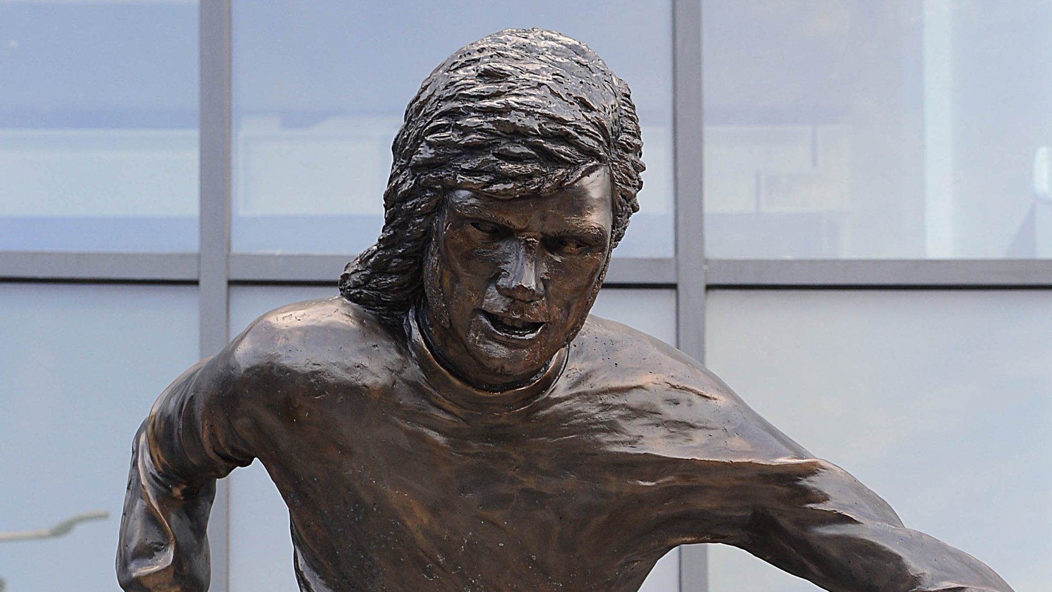 George Best statue mocked by fans - BBC News