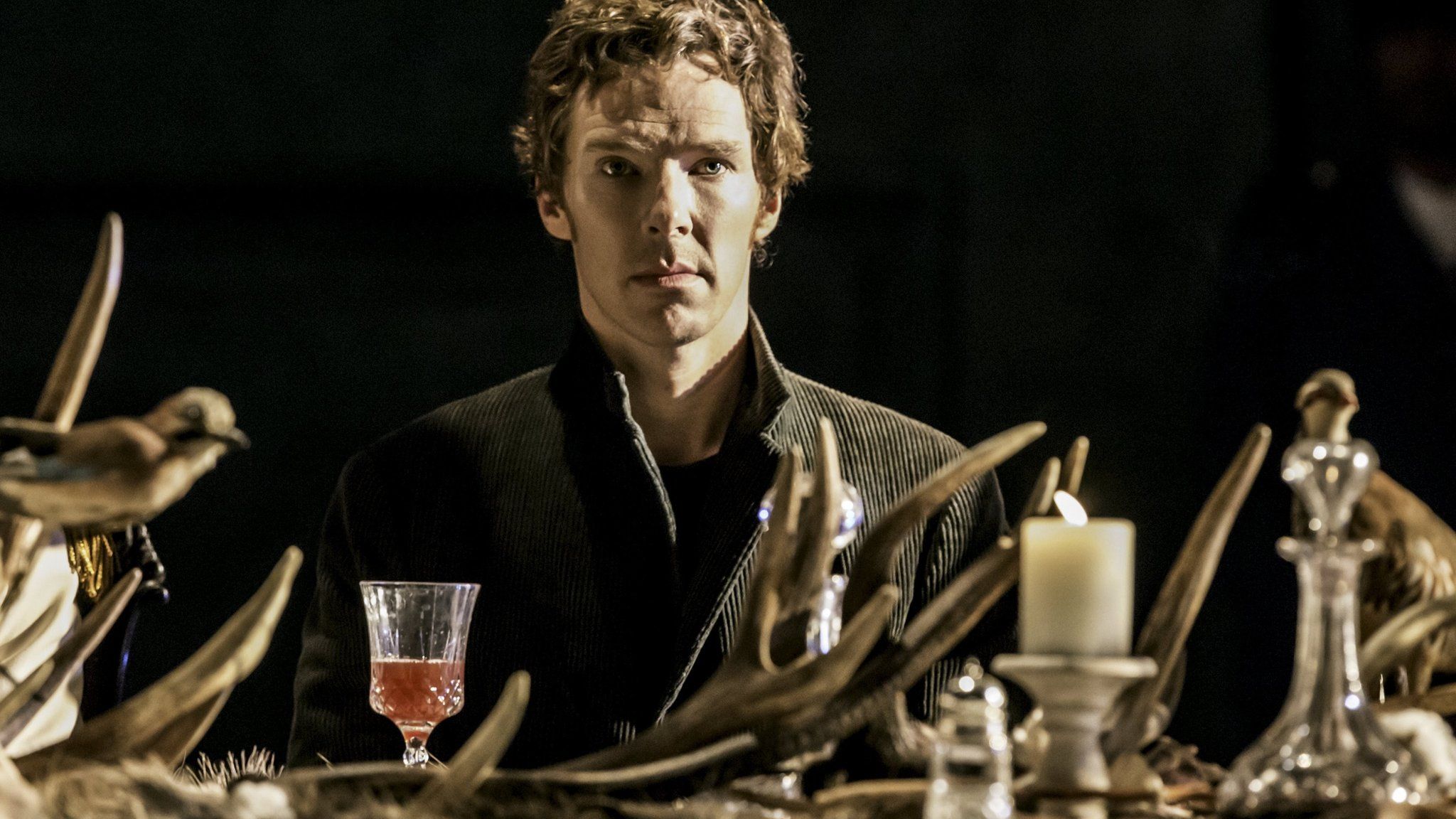 Benedict Cumberbatch's Hamlet returns famous speech to act three - BBC News