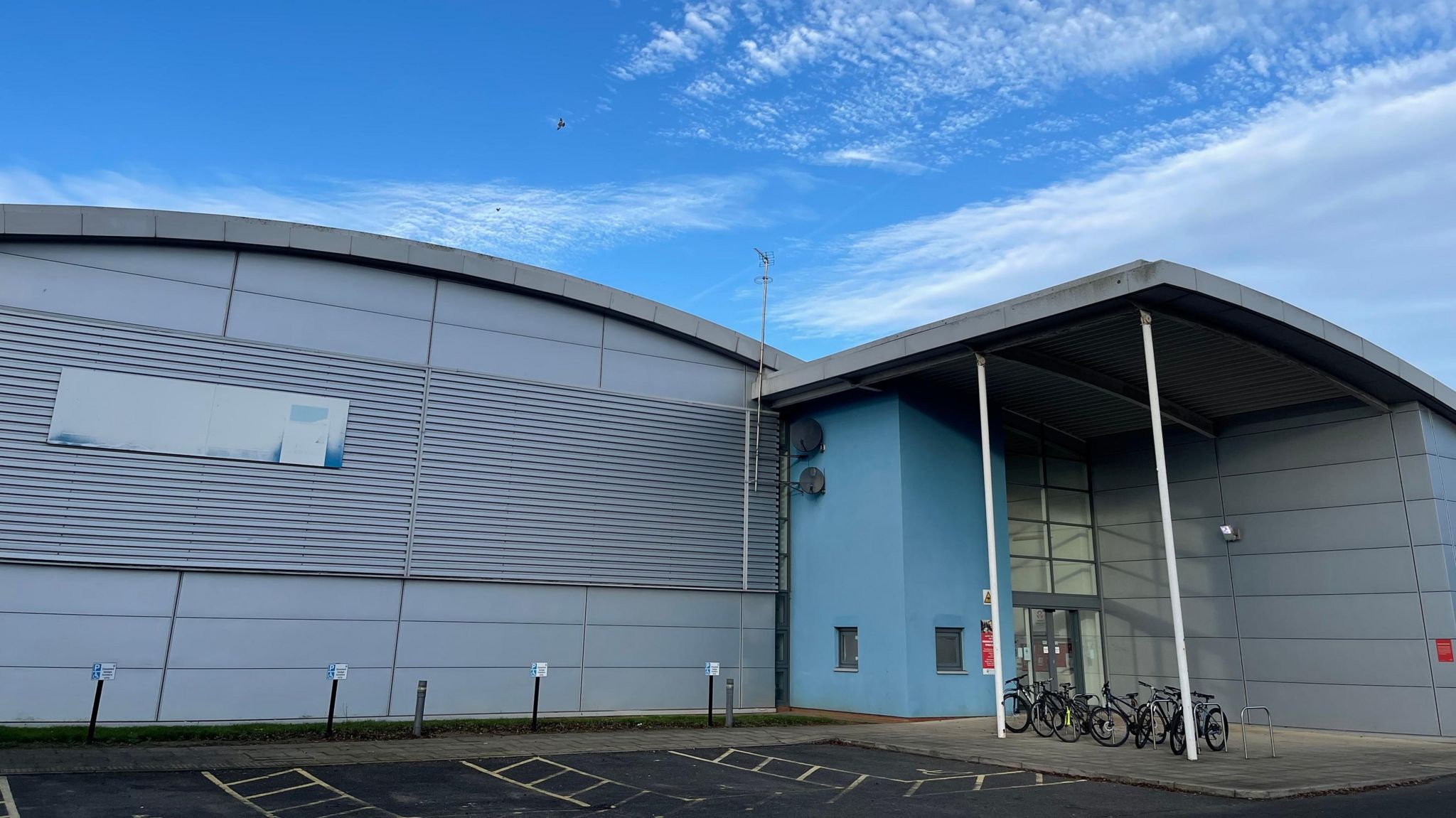 Fakenham dementia carers can go to gym thanks to new cafe - BBC News