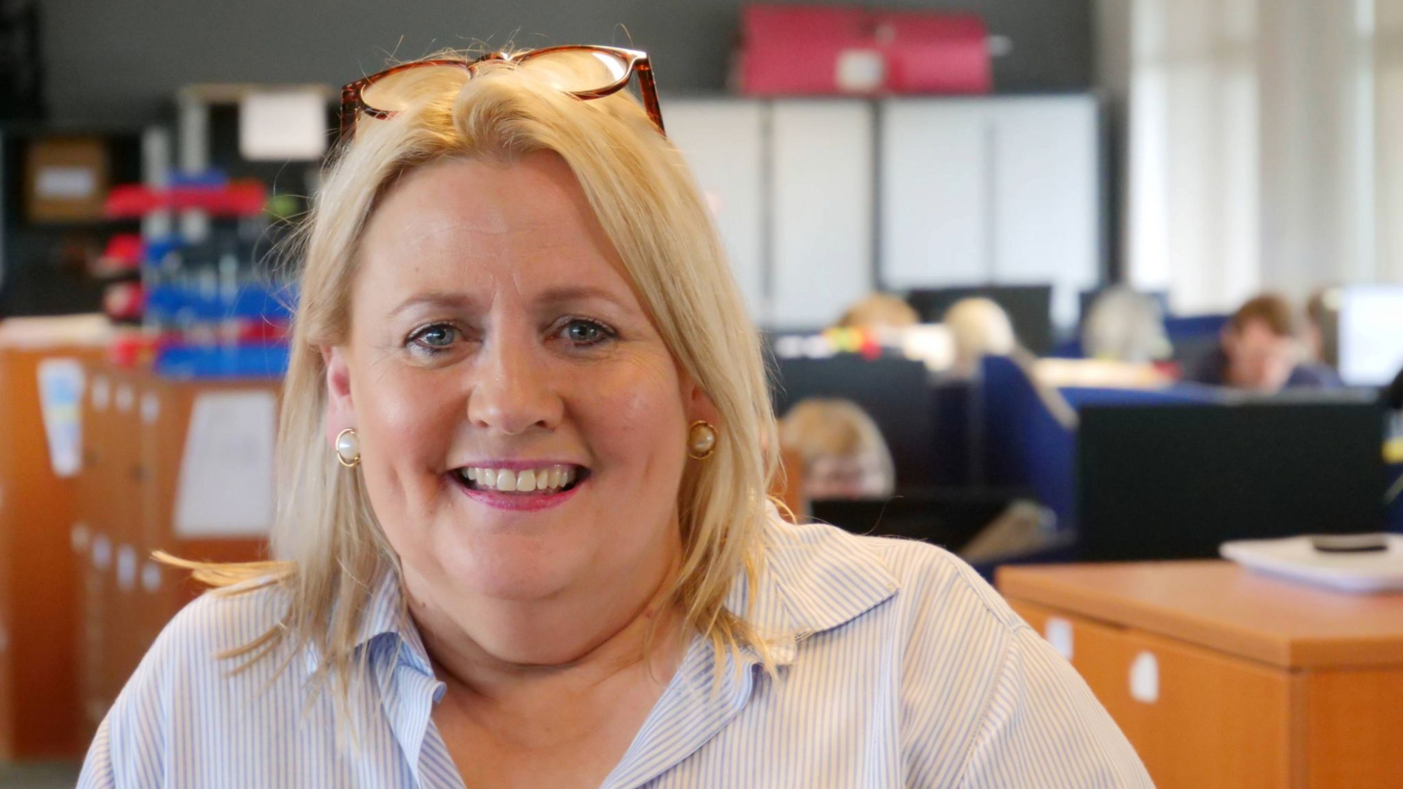 Y cyngor sy'n herio'r cynnydd yn nifer y plant mewn gofal - BBC Cymru Fyw