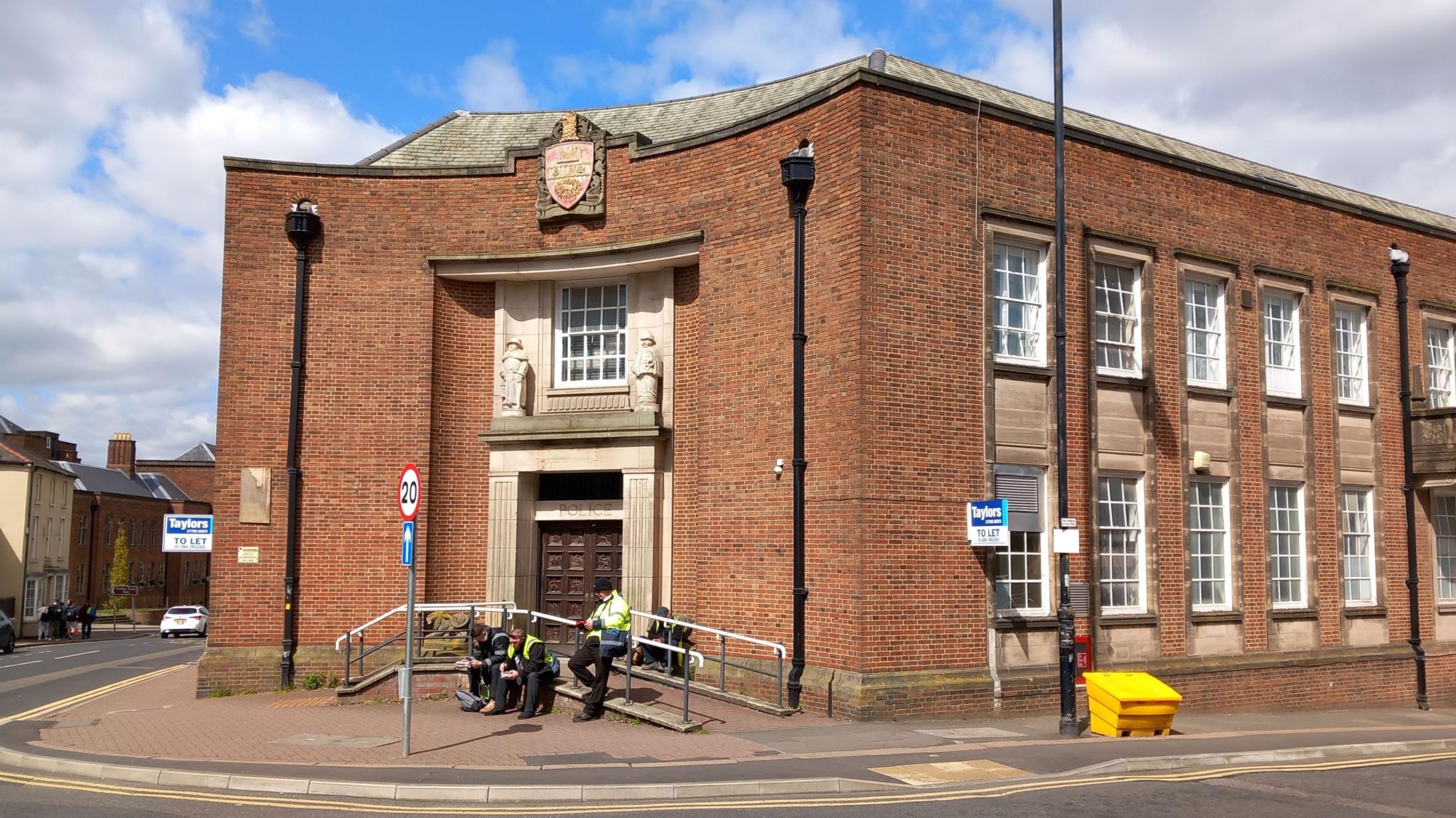 Rented flat in Dudley has its own police jail cell - BBC News