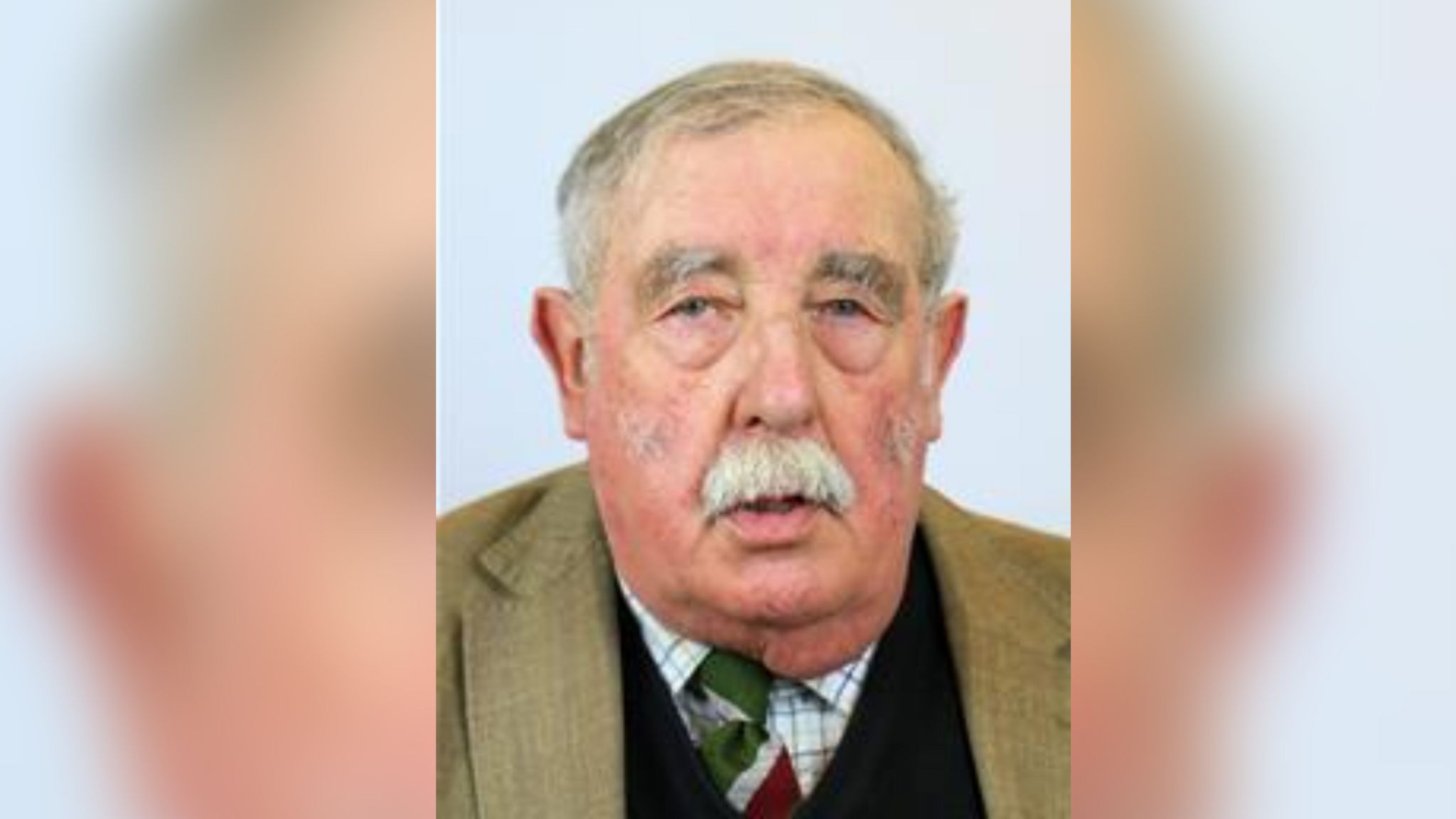 Mid and West Wales Fire: Gate 'risk' claim member censured - BBC News