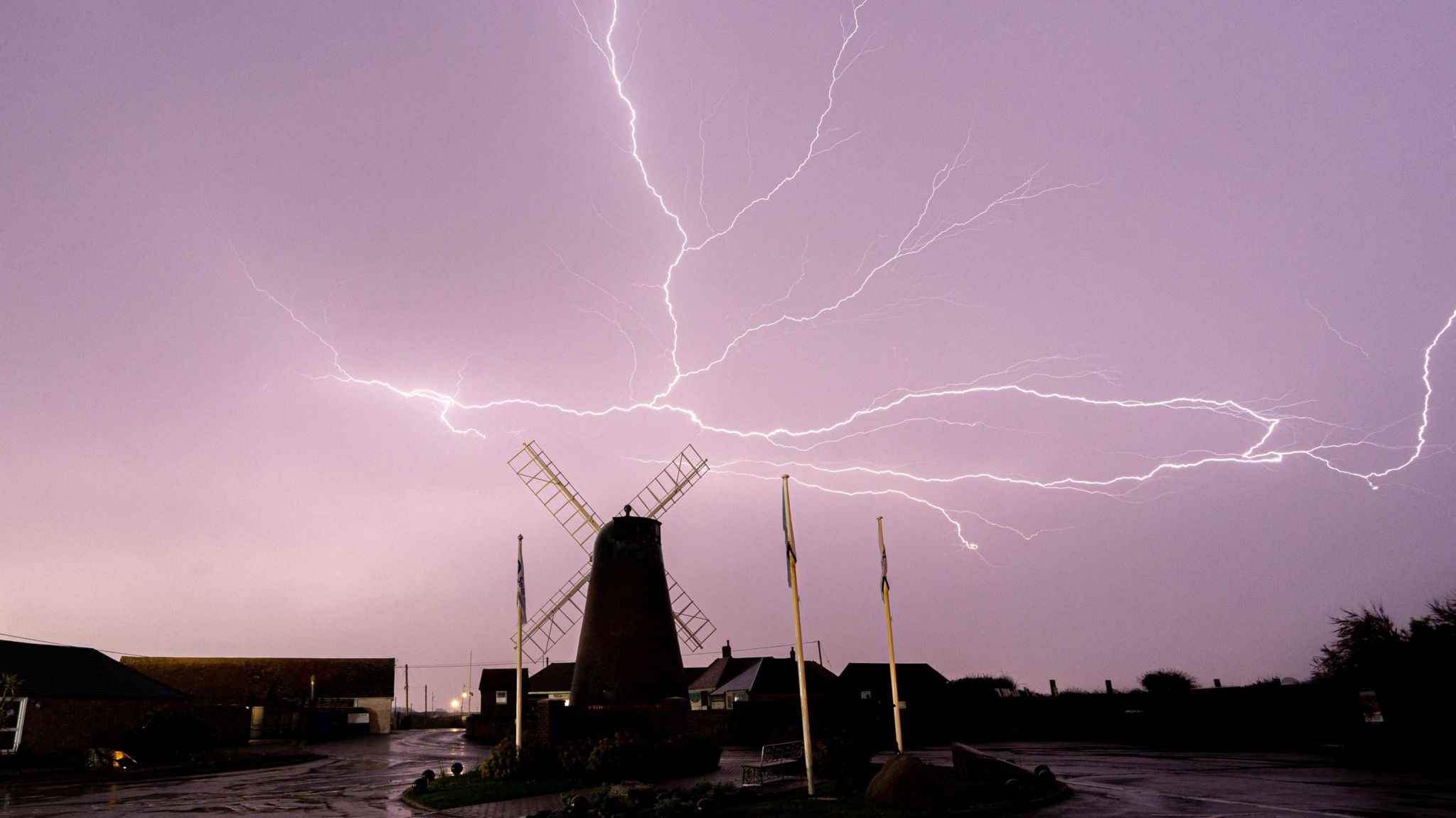 UK weather: More thunderstorms to hit UK with warnings issued - BBC News