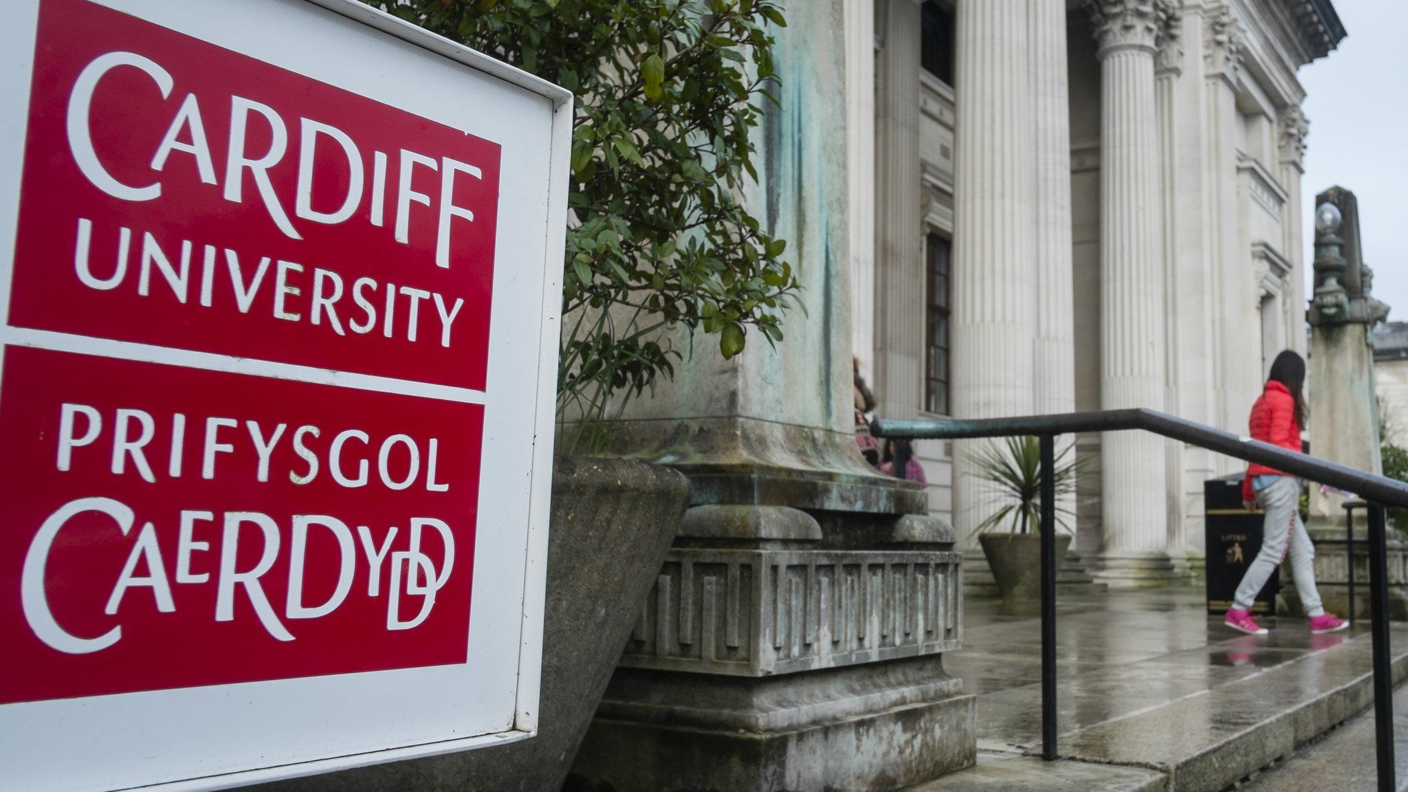 'Poen a gofid' wedi ymateb prifysgol i berfformiad hiliol - BBC Cymru Fyw