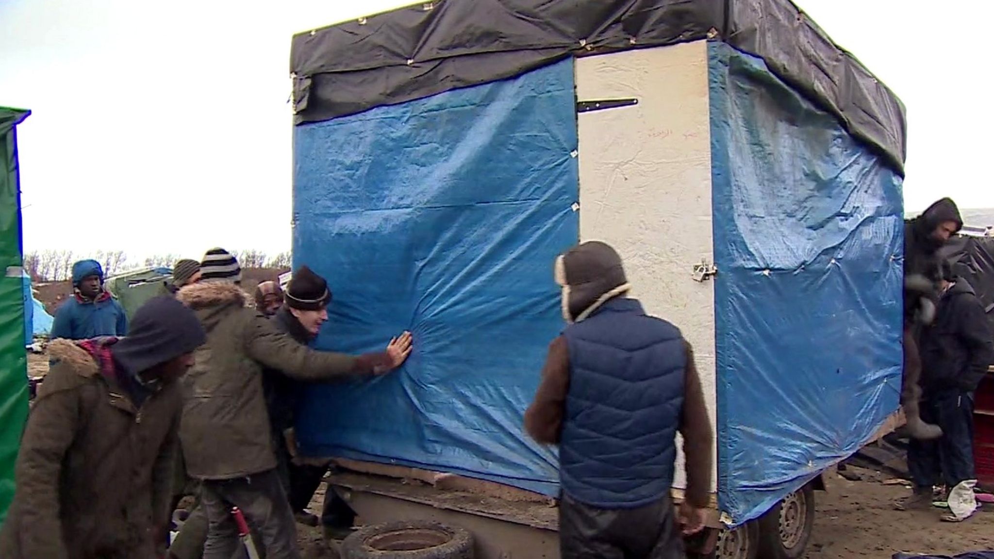 Edinburgh builder calls for Calais migrant camp help - BBC News