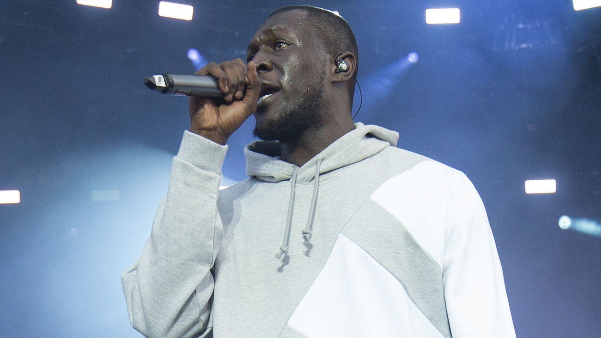 Stormzy stuck in ladies loo at MTV EMAs and snapchats for help - BBC News