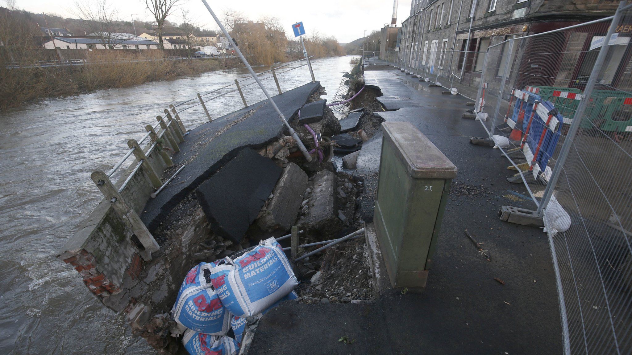 Public input urged over Hawick flood plans - BBC News