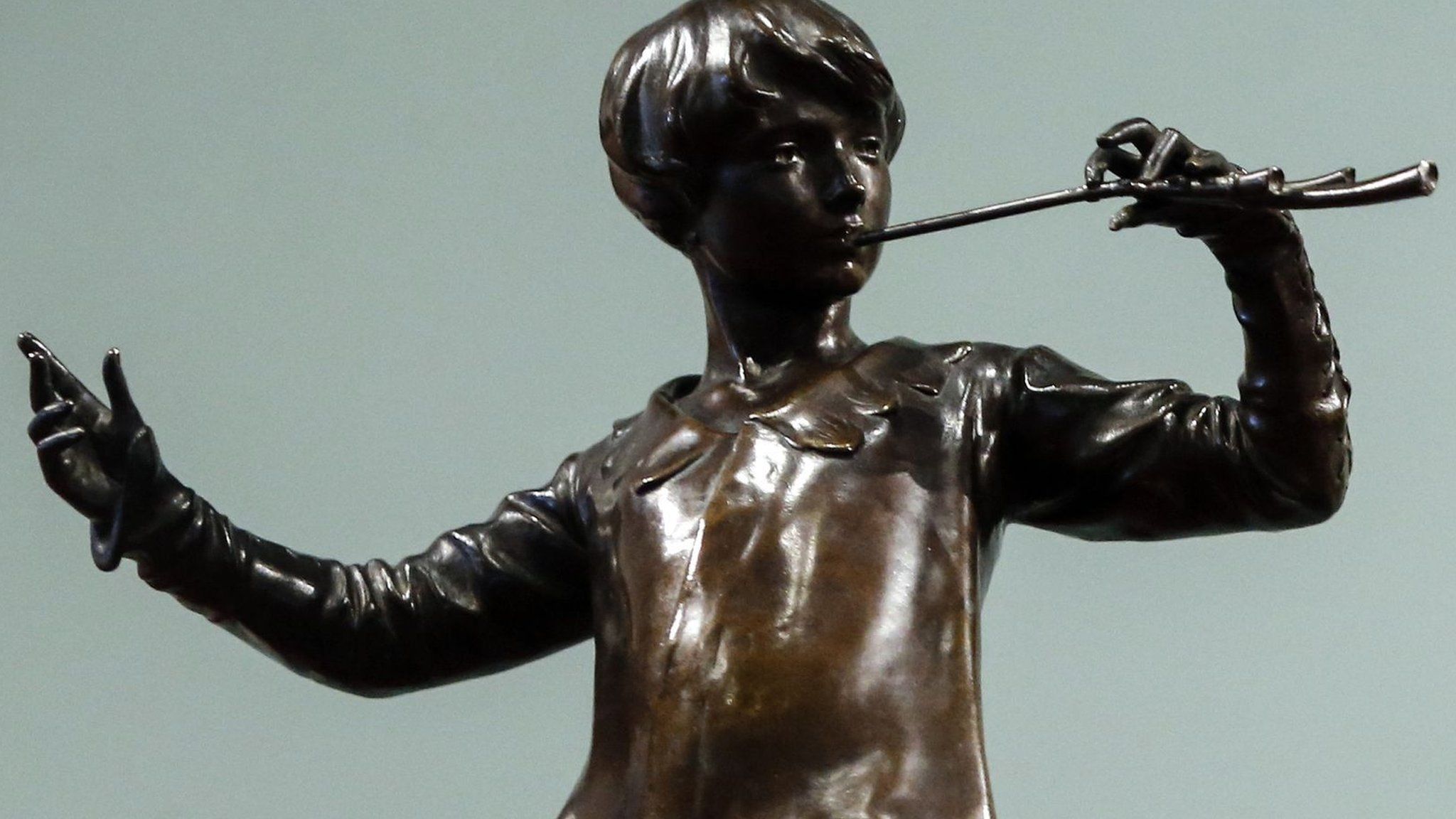 Peter Pan statue fetches £60,000 at Edinburgh auction - BBC News