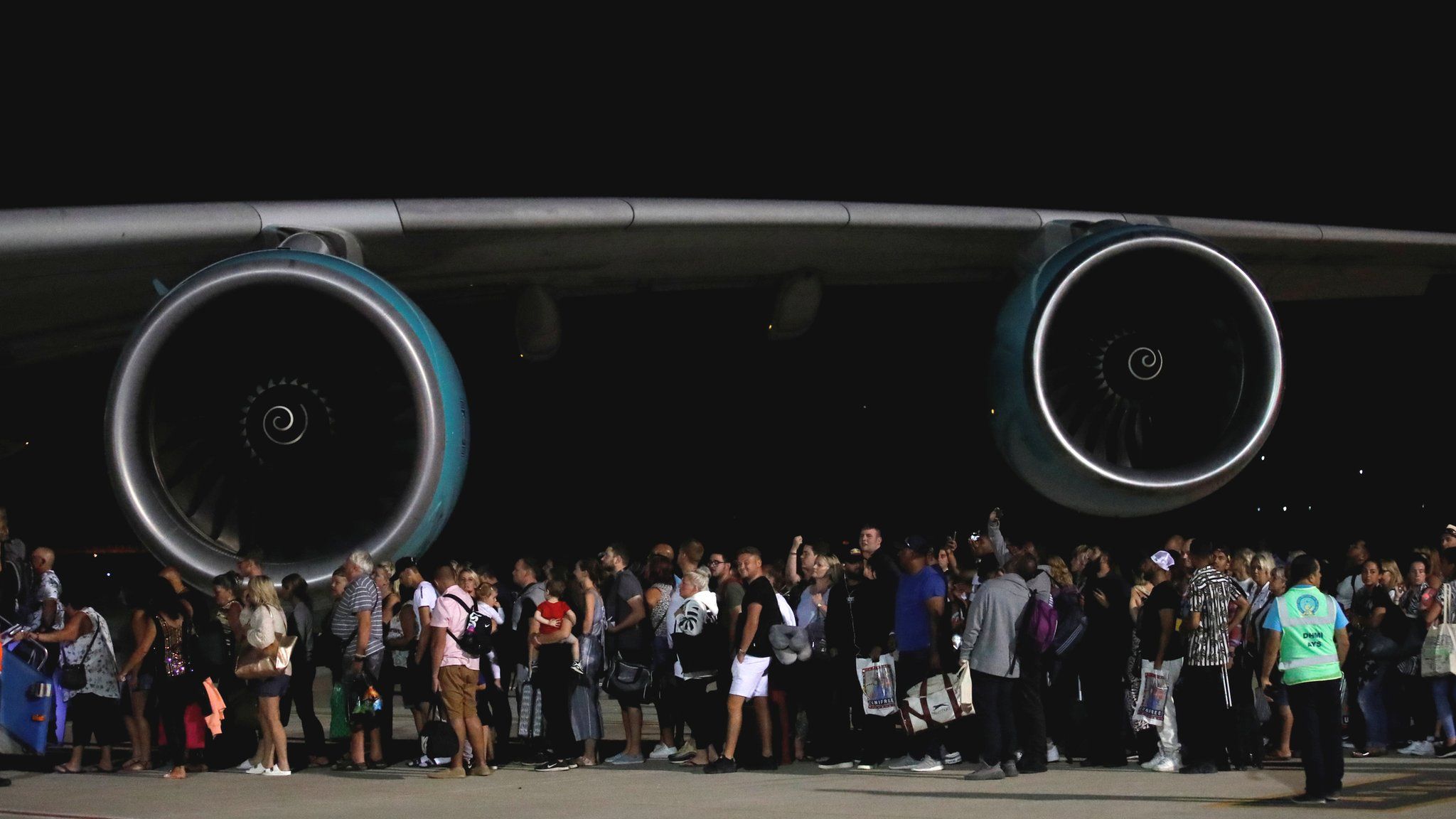 Scots passenger organises whip-round for Thomas Cook crew - BBC News