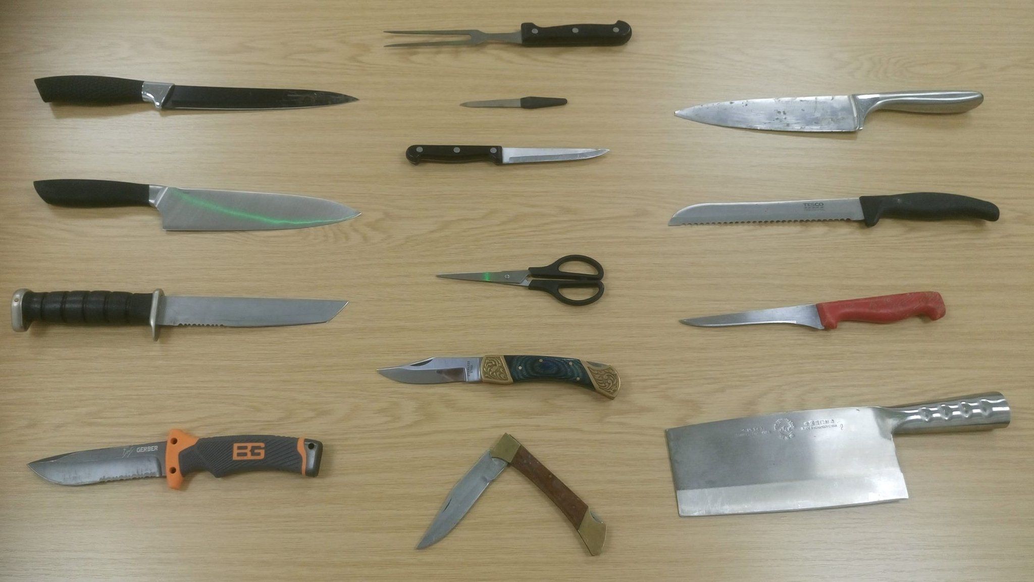 Cleveland Police knife amnesty follows hundreds of crimes - BBC News