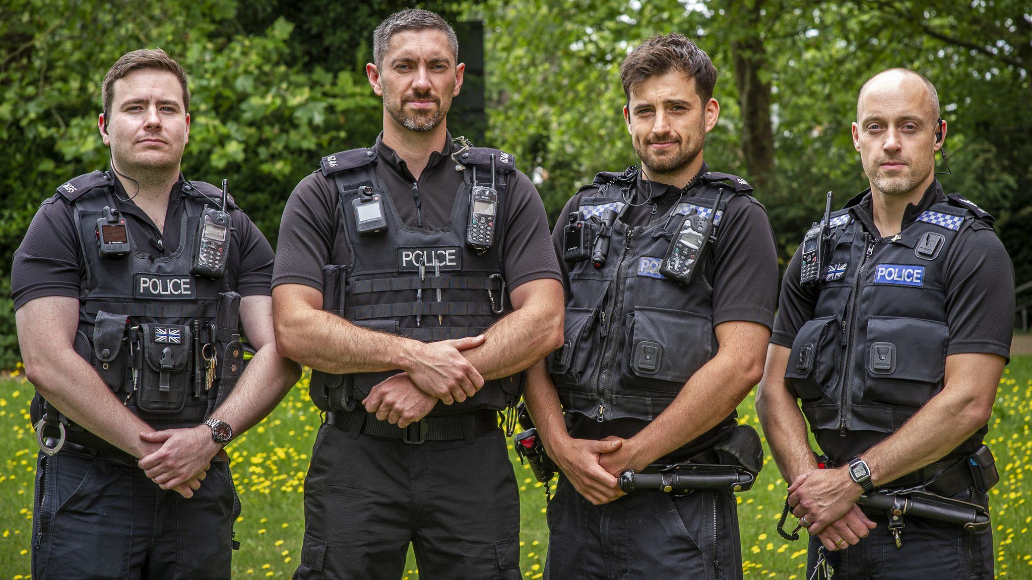 Thames Valley PCs who disarmed 'gunman' honoured for bravery - BBC News