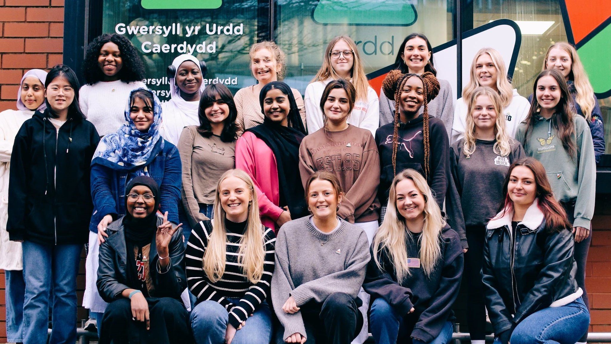 Menna Williams yw enillydd Tlws John a Ceridwen Hughes - BBC Cymru Fyw