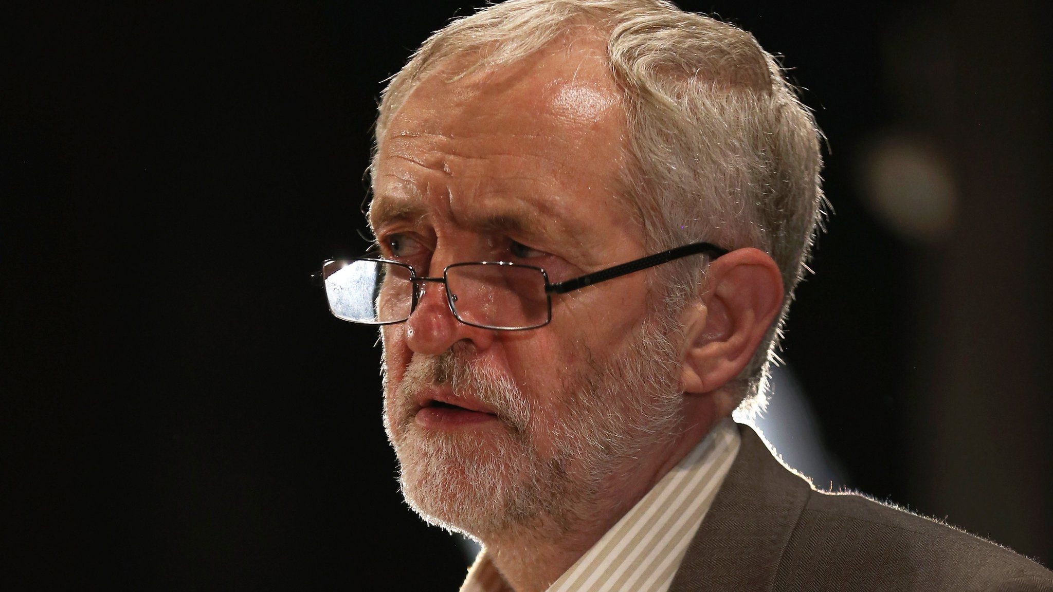Jeremy Corbyn sworn in to Privy Council - BBC News