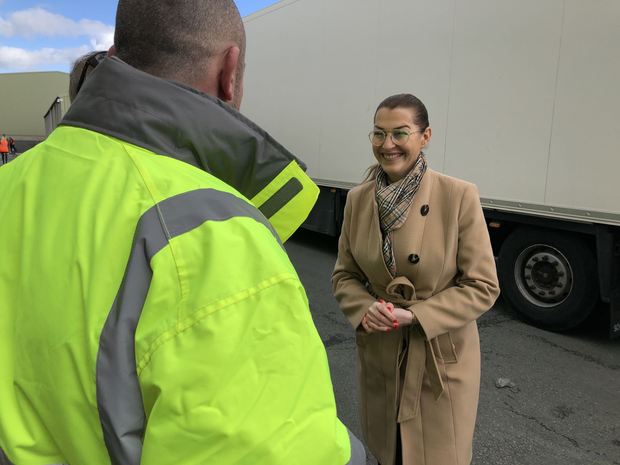 Wcráin: Confoi o lorïau â nwyddau dyngarol yn gadael Wrecsam - BBC ...