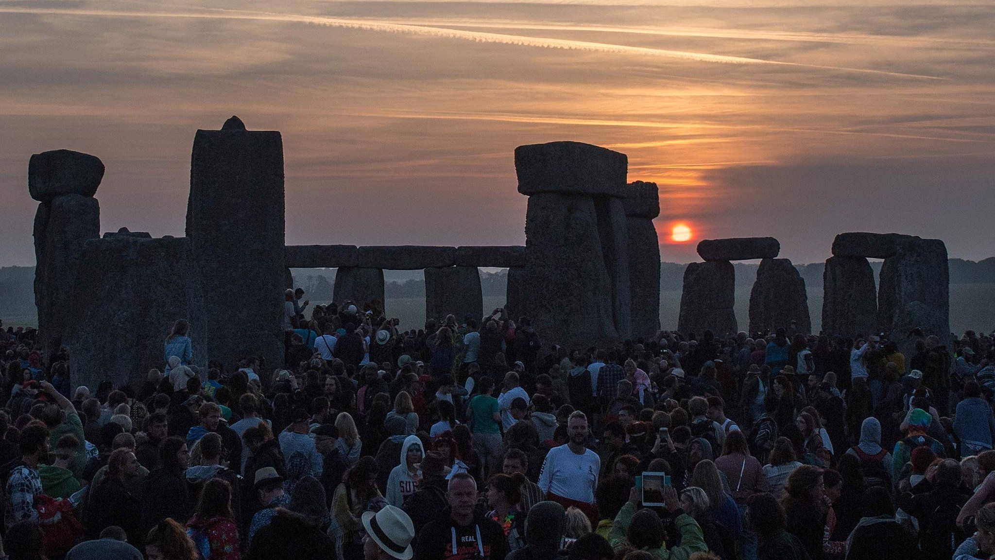 Summer solstice 2017: Stonehenge crowds as sun rises - BBC News