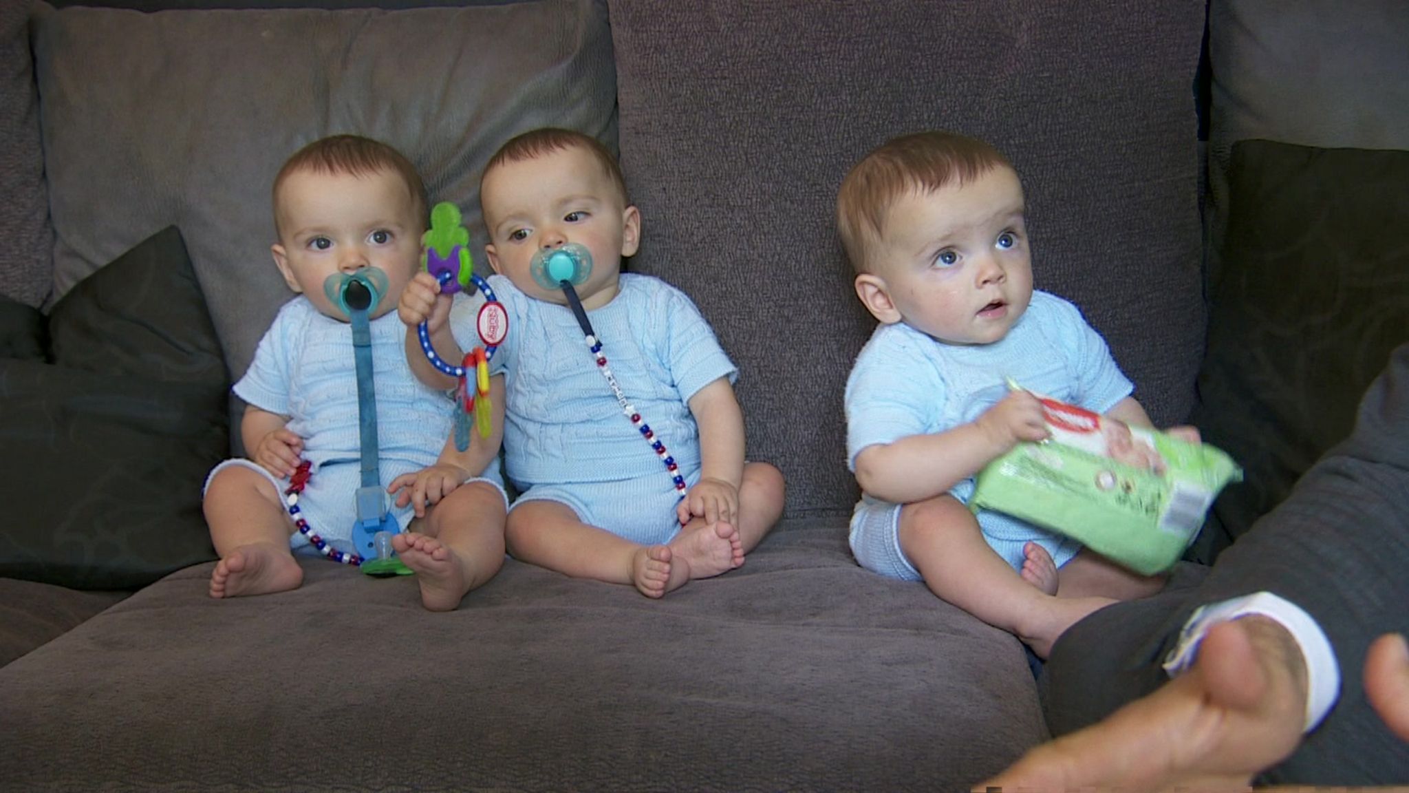 Port Talbot triplets' bid to thank NHS staff 30 years later - BBC News