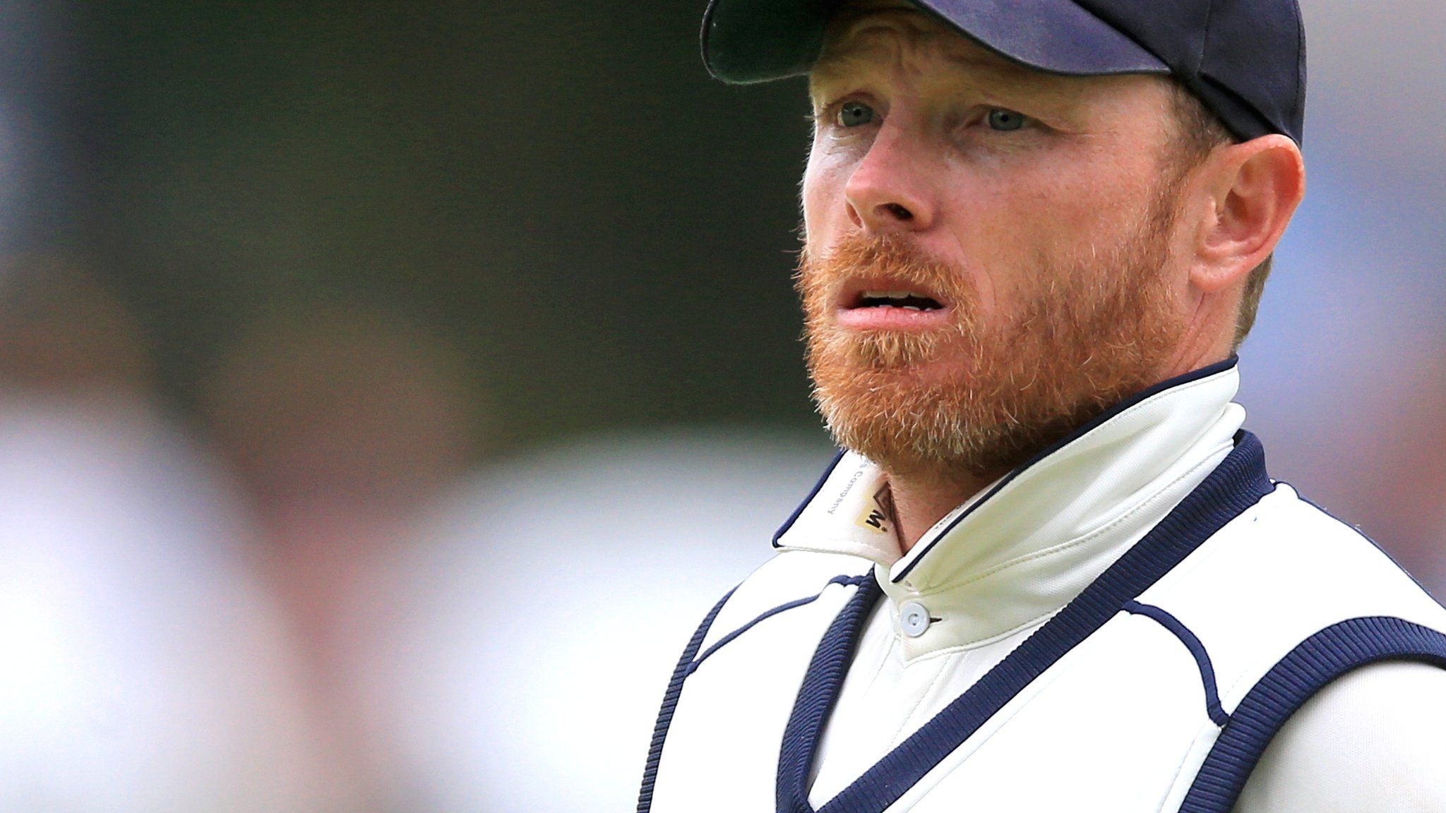 Lancashire v Warwickshire: Kyle Jarvis and Ryan McLaren bowl out Bears in Manchester - BBC Sport