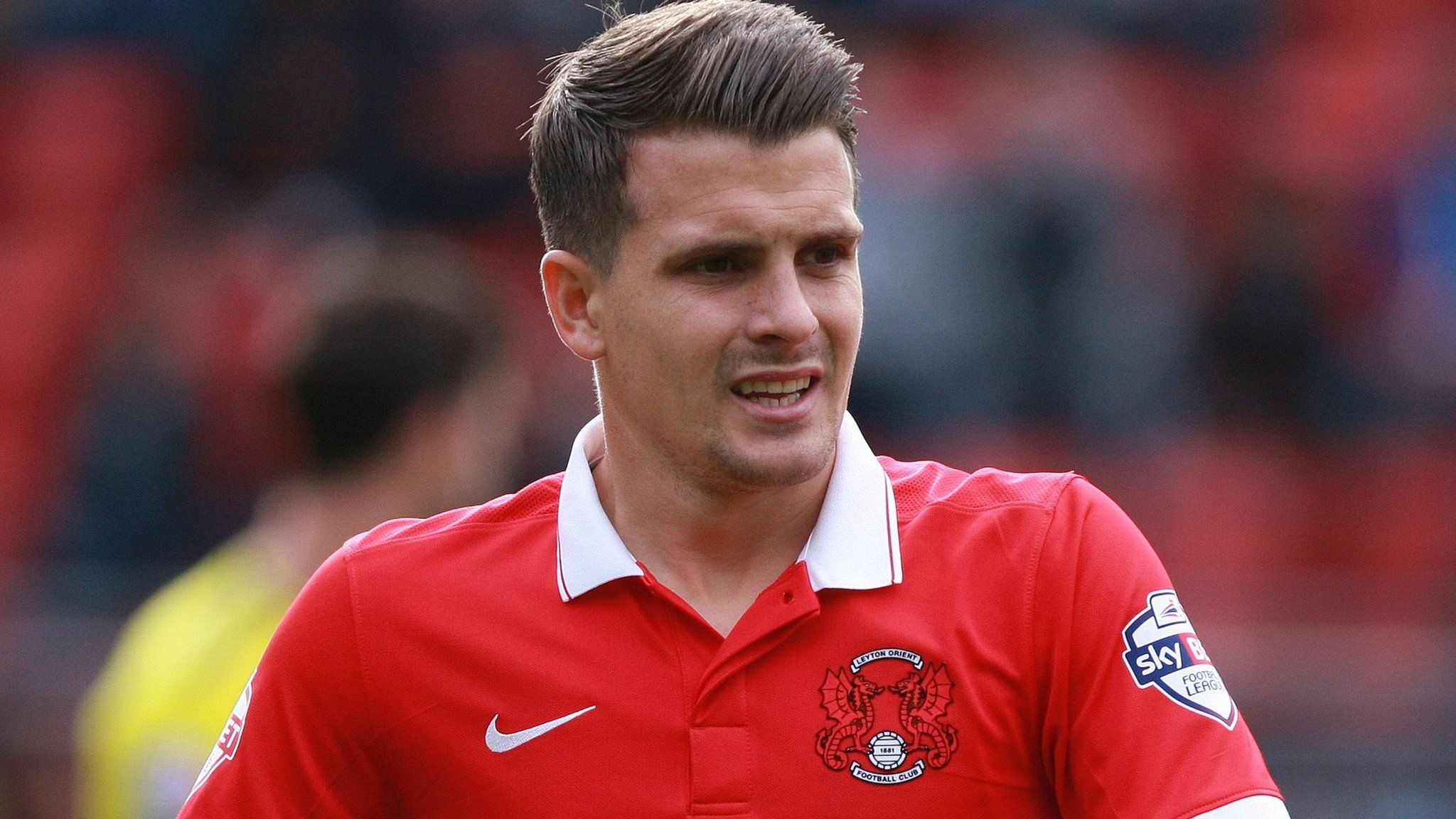 Dean Cox: Crawley Town sign winger after Leyton Orient exit - BBC Sport