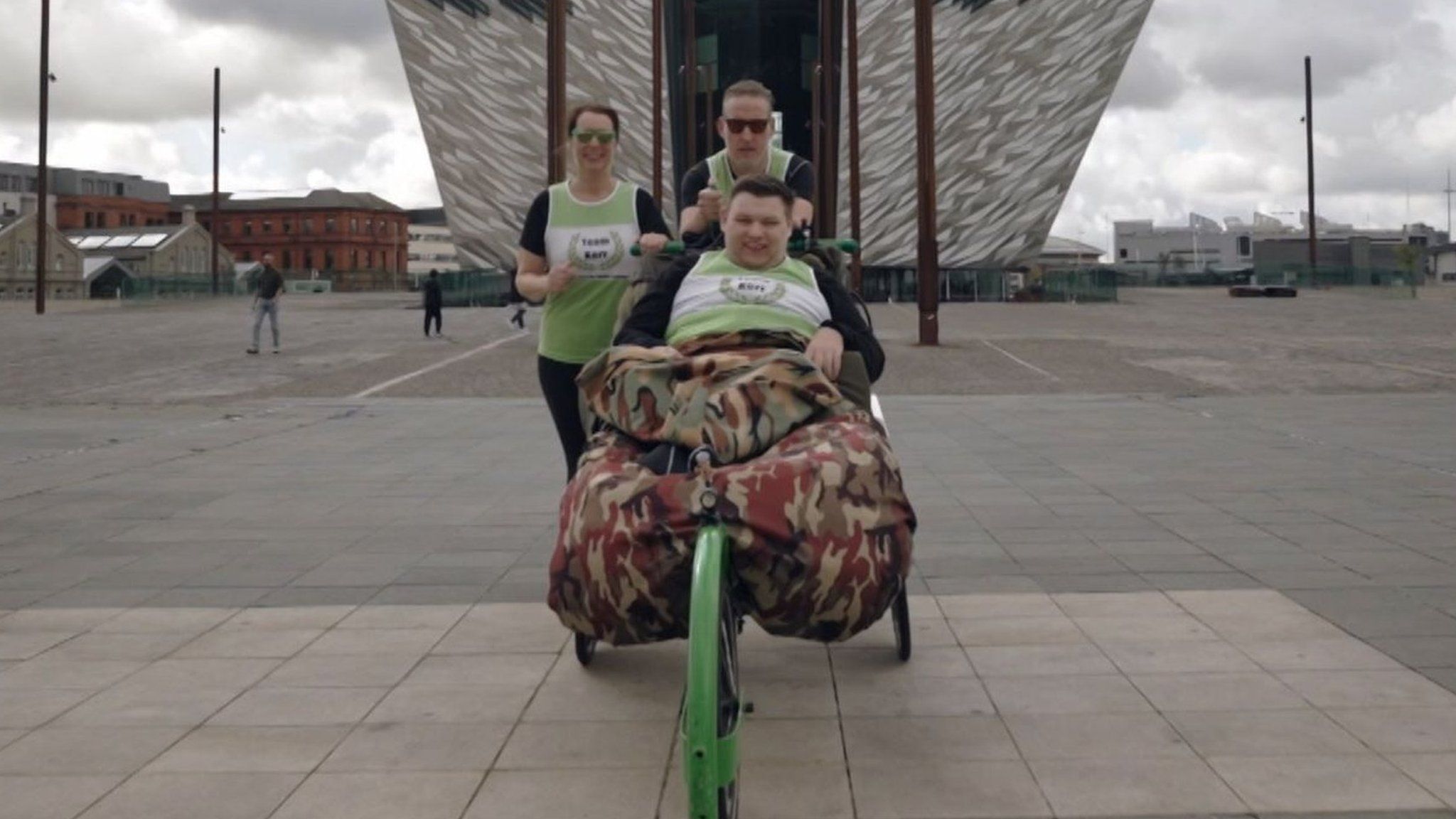 London Marathon 2022: Running for charity 'a chance to give back' - BBC ...