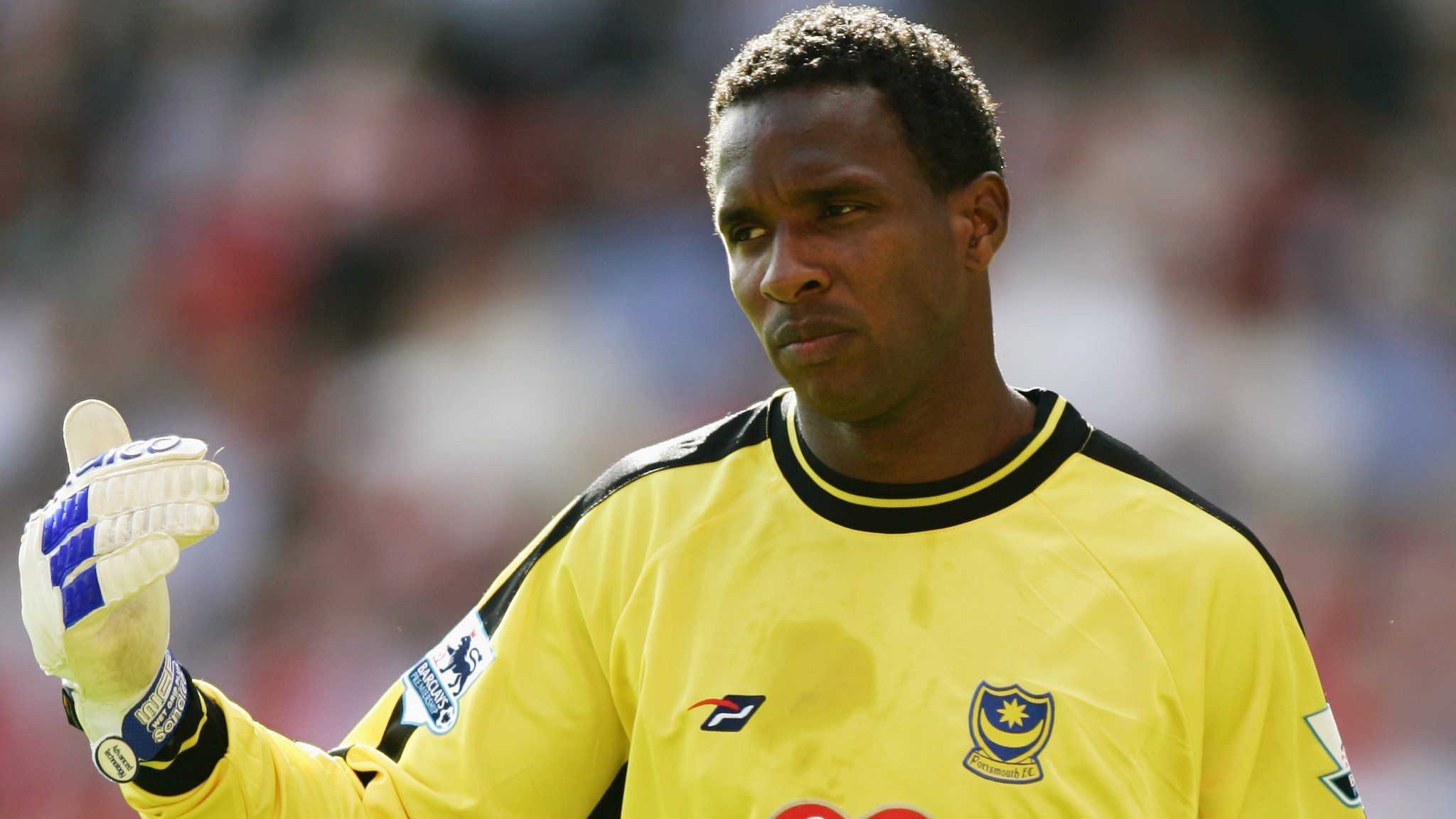 Newcastle goalkeeping legend Shaka Hislop gets freedom of city - BBC News