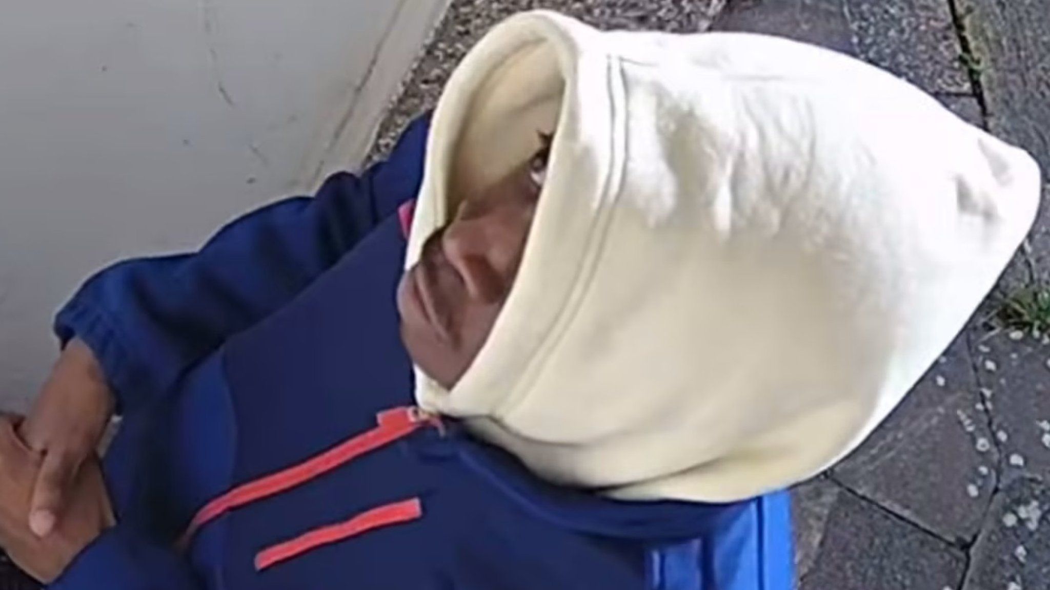 Wandsworth: Men sought over knifepoint robbery attempt - BBC News