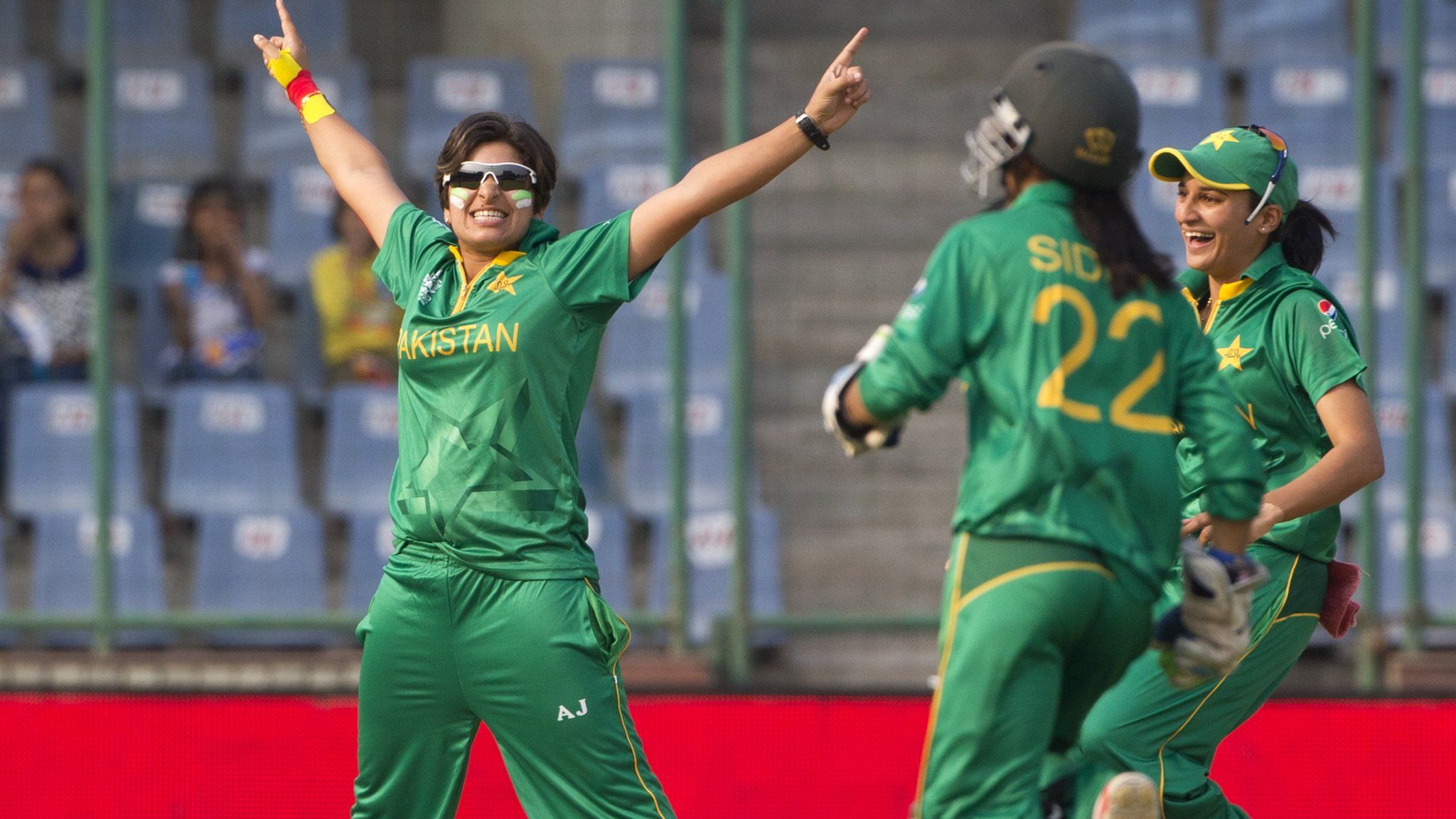 World Twenty20 2016: India easily defeat rivals Pakistan - BBC Sport