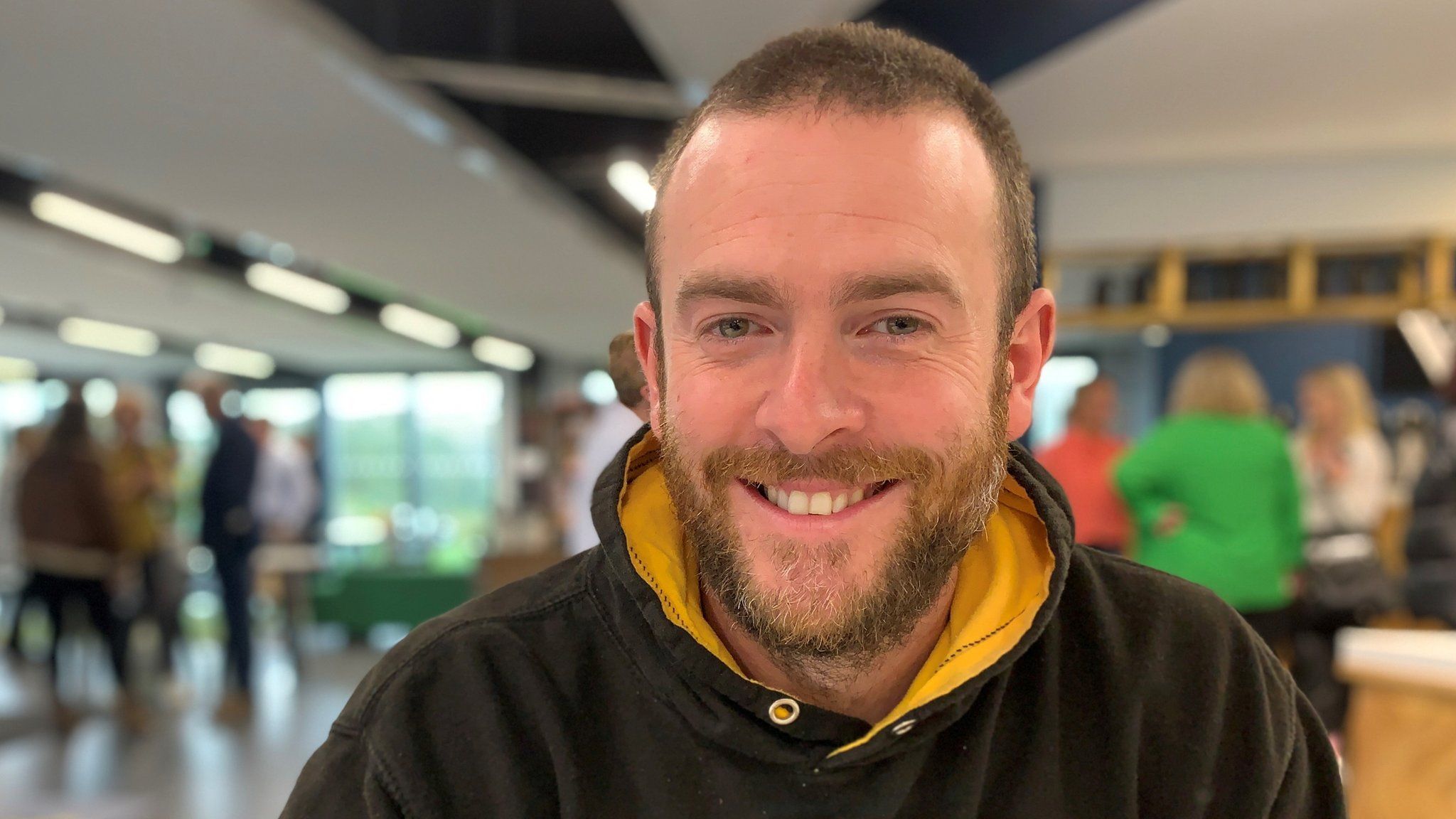 Robat Idris: Y Gymraeg i edwino heb gymunedau ffyniannus - BBC Cymru Fyw