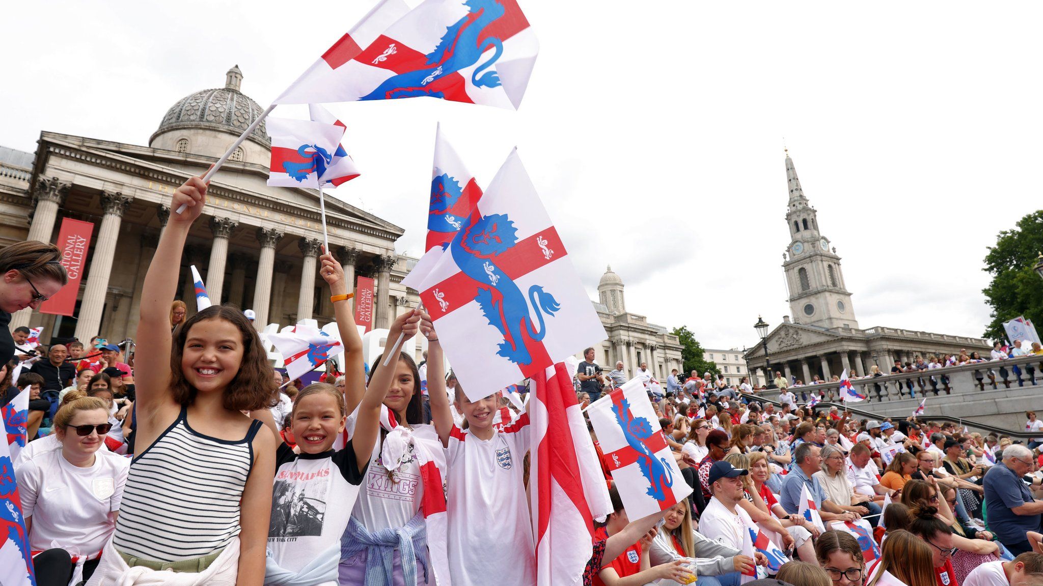 'Magnificent' Lionesses honoured with GWR train tribute - BBC News