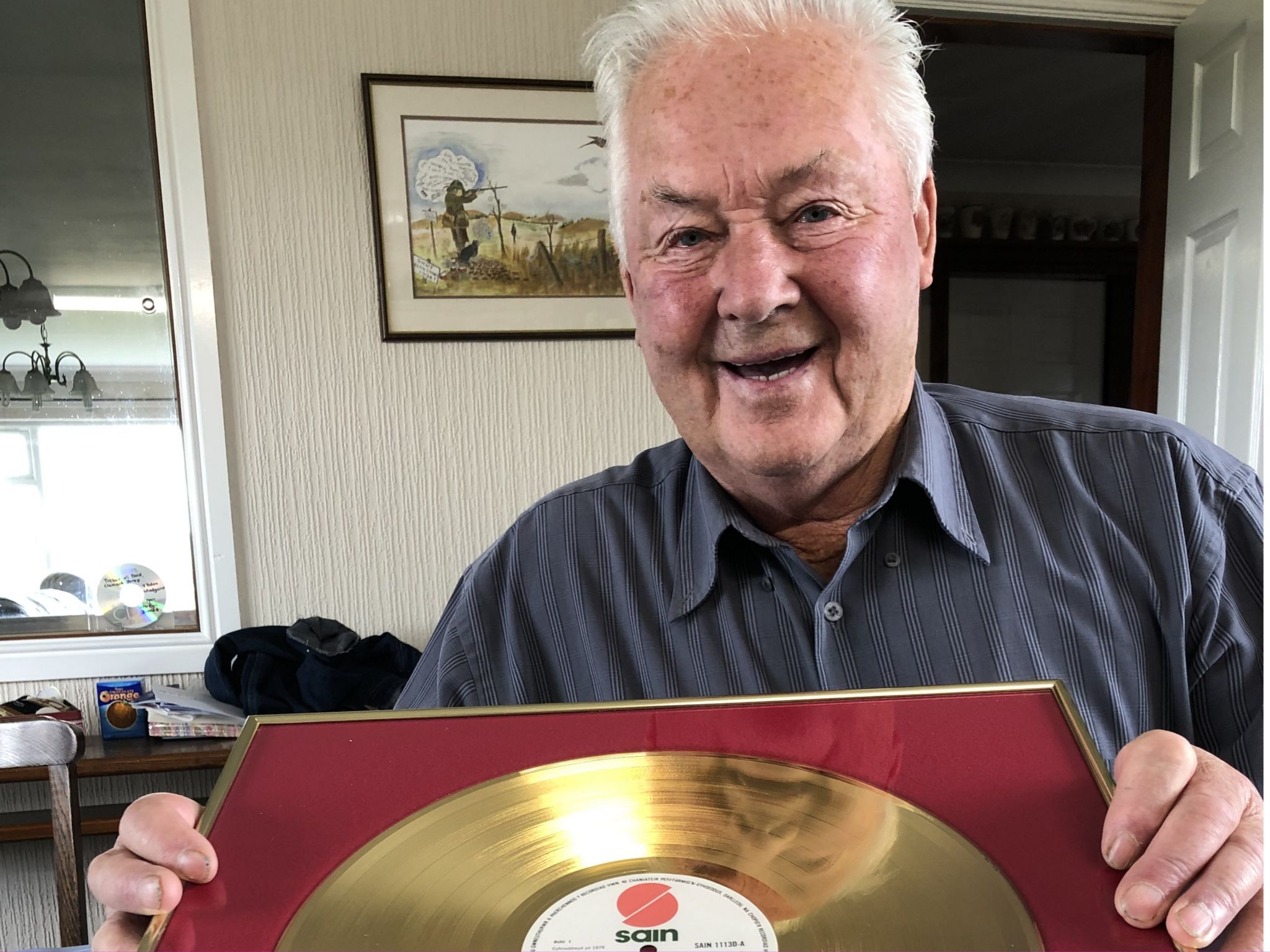 Trebor Edwards yn torri record i Sain - BBC Cymru Fyw