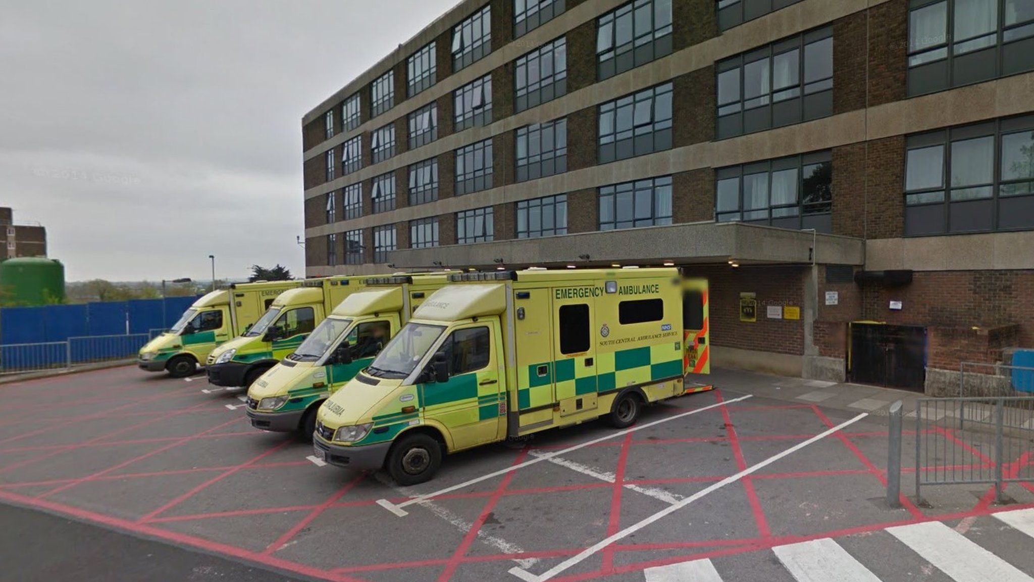 Ambulance queues at Portsmouth A&E lead to 999 delays - BBC News
