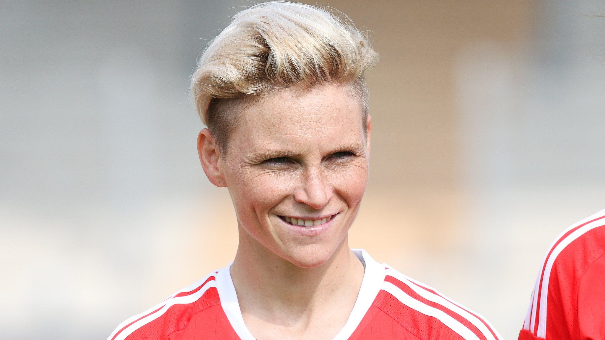 Jess Fishlock: Wales star to 'settle' in Seattle after football - BBC Sport