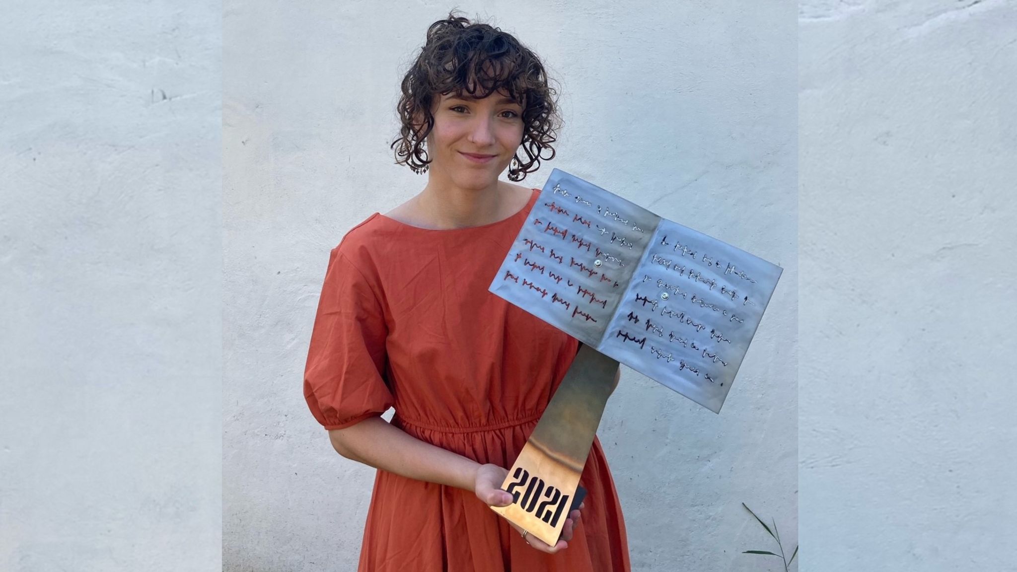 Megan Angharad Hunter yn ennill Coron Eisteddfod yr Urdd - BBC Cymru Fyw