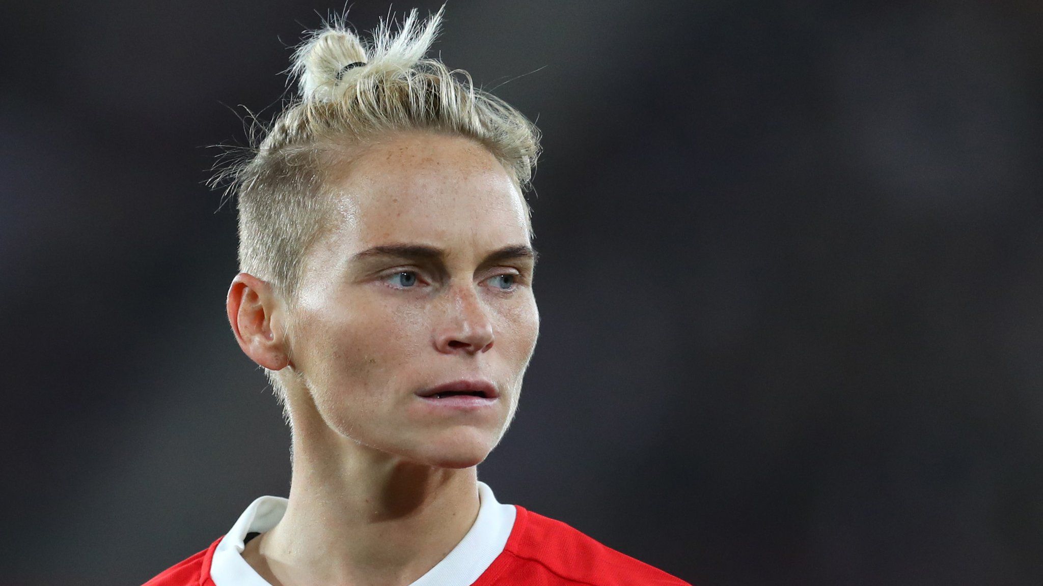 Jess Fishlock yn derbyn yr MBE ym Mhalas Buckingham - BBC Cymru Fyw