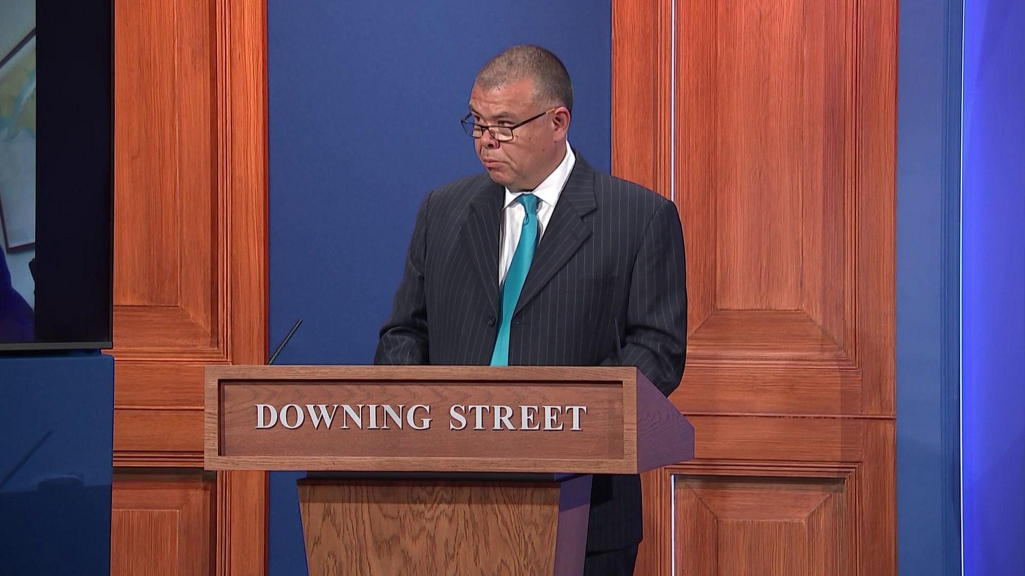 Covid: Prof Jonathan Van-Tam vaccinates Boston United players - BBC News