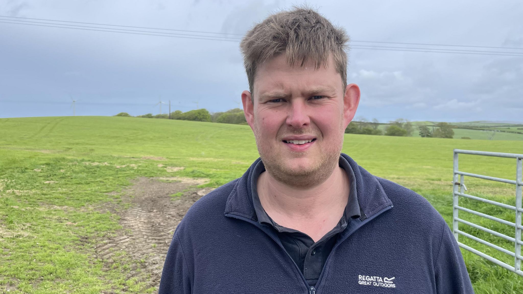 Cwestiynu tegwch cyfyngiadau newydd ar ffermwyr - BBC Cymru Fyw