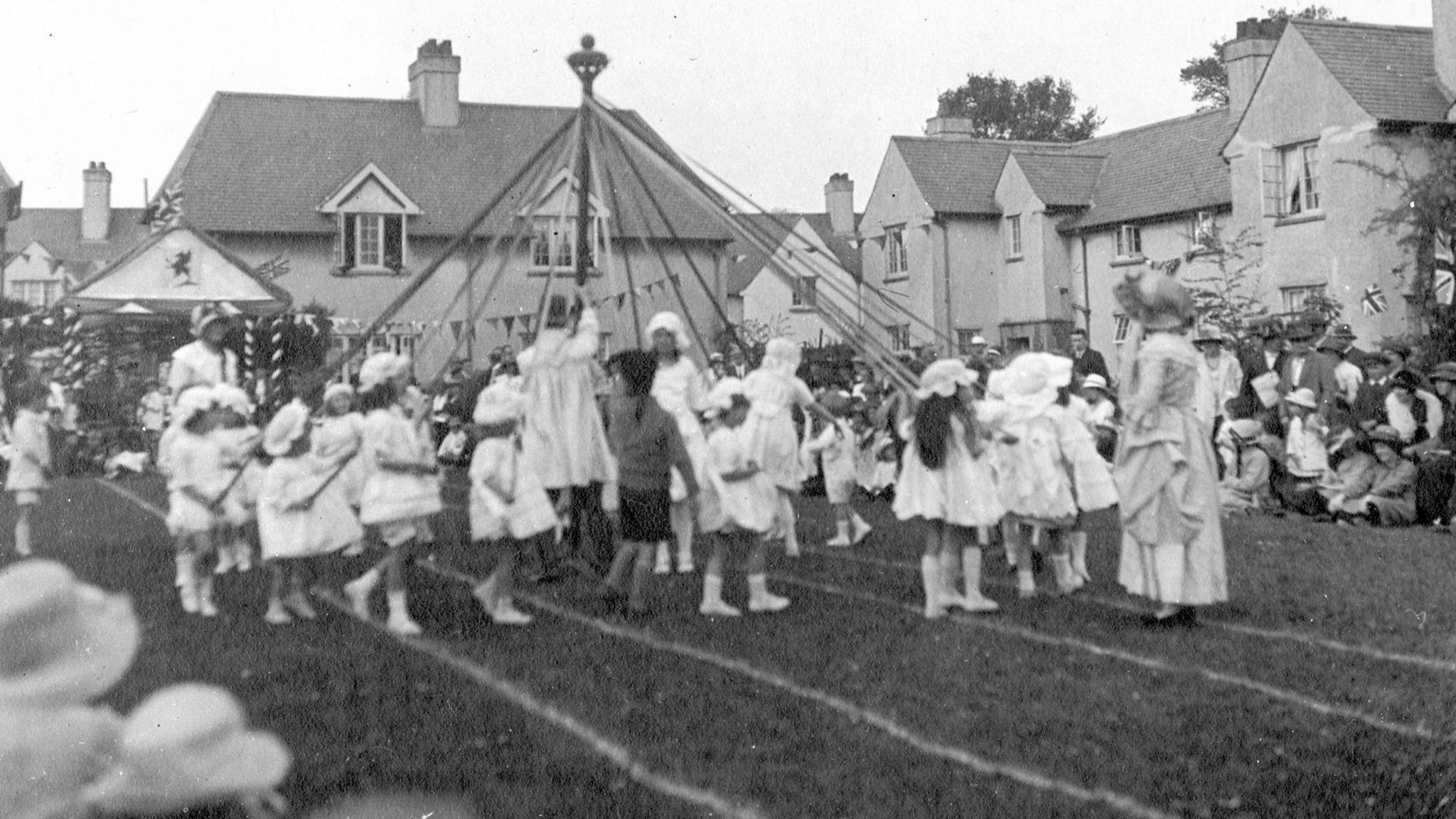 Traddodiadau Calan Mai y Cymry - BBC Cymru Fyw