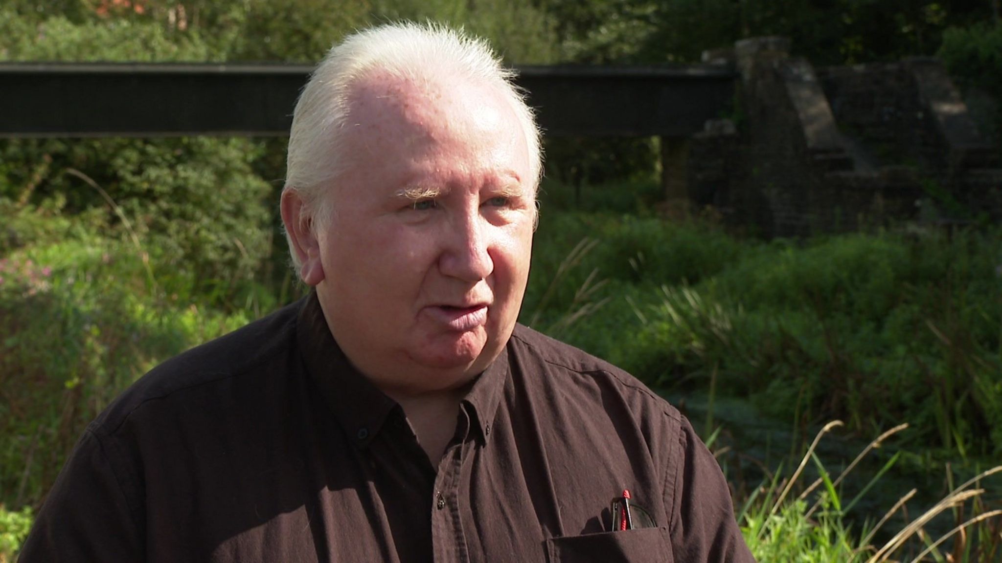 Galw i ailagor pont dros Afon Tawe gan ddyn fu bron â boddi - BBC Cymru Fyw