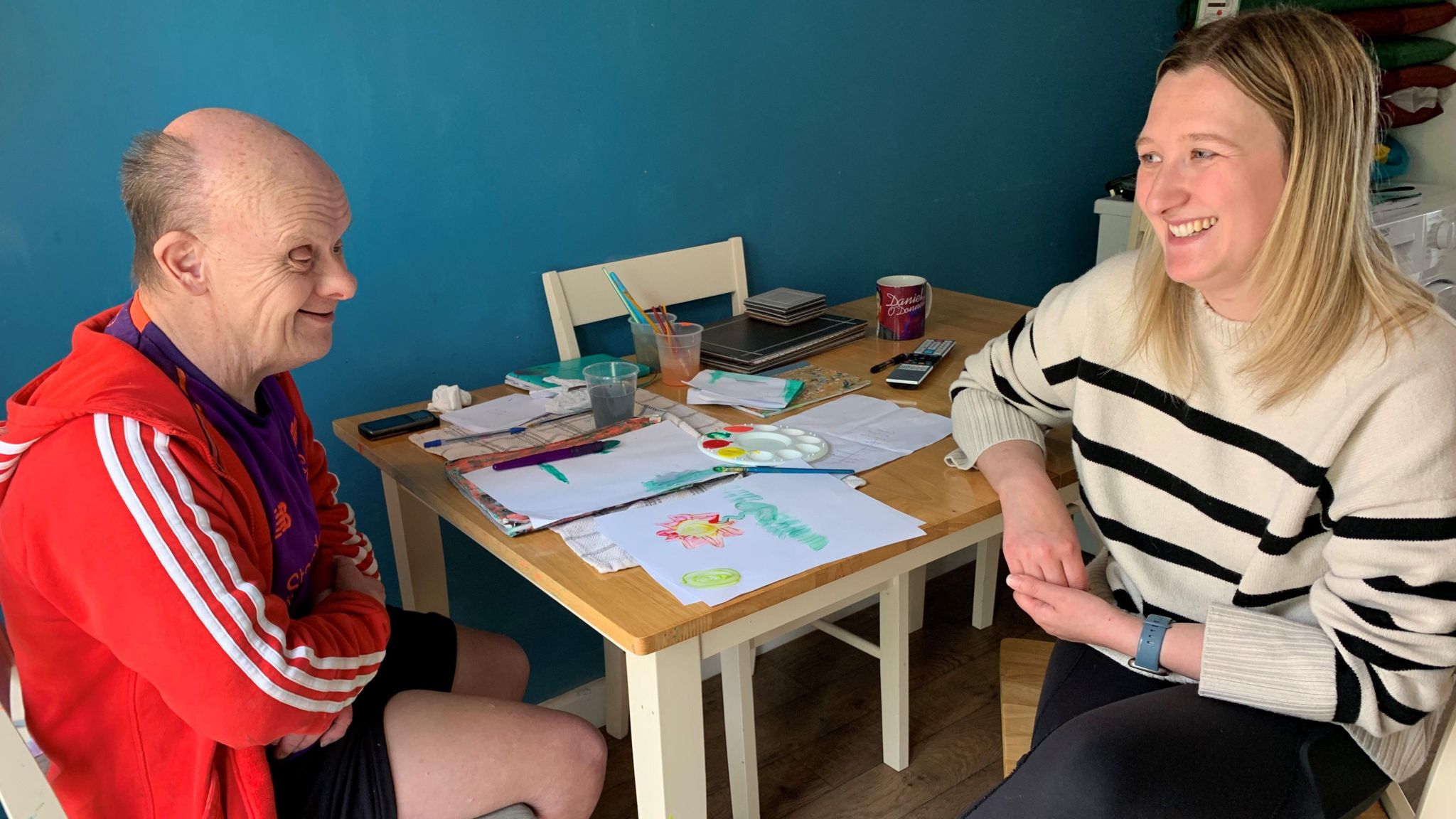 Gofal cymdeithasol: Antur Waunfawr yn dangos yr hyn sy'n bosib - BBC Cymru Fyw