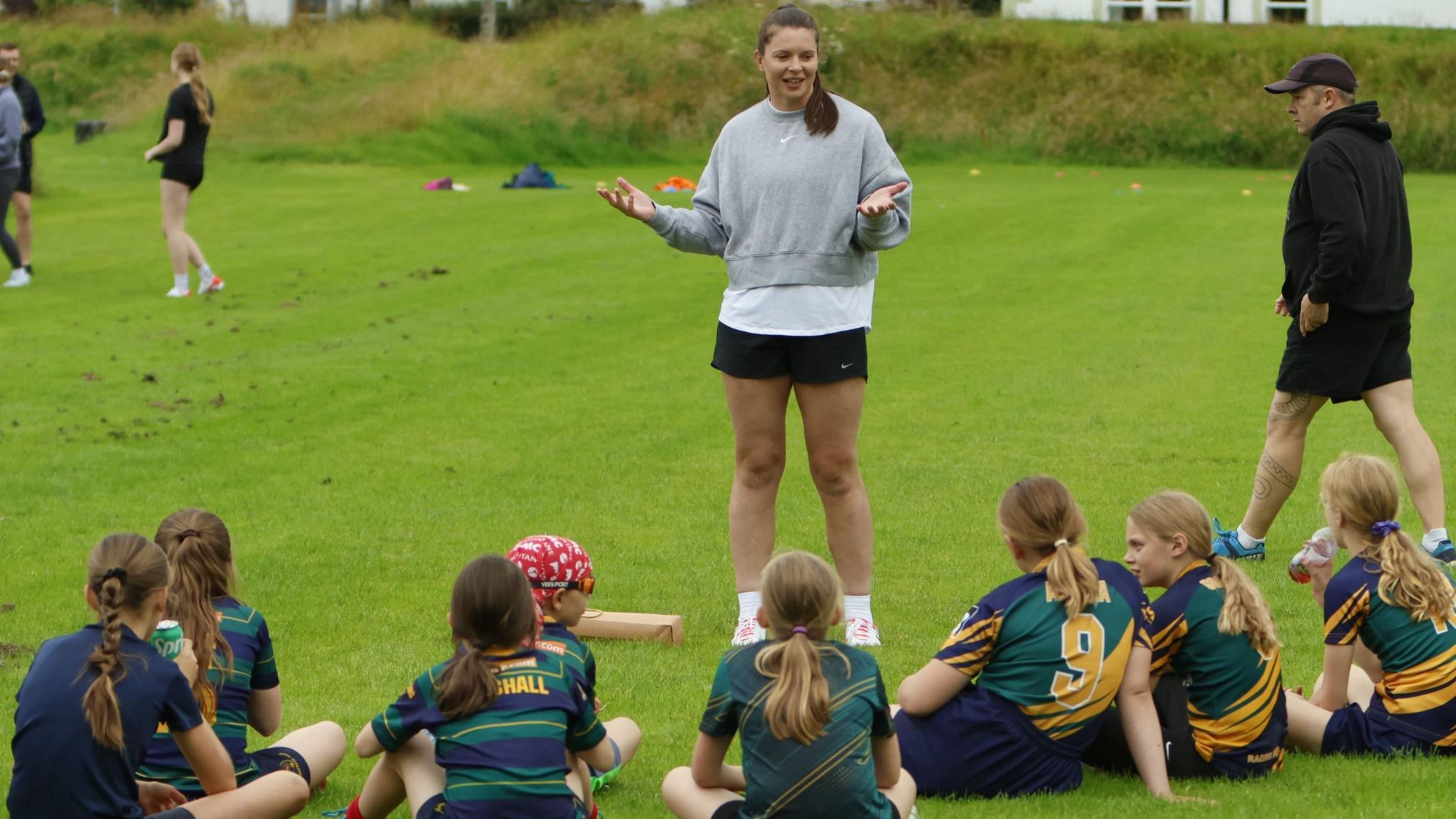 England Red Roses share rugby tips with Keswick young players - BBC News