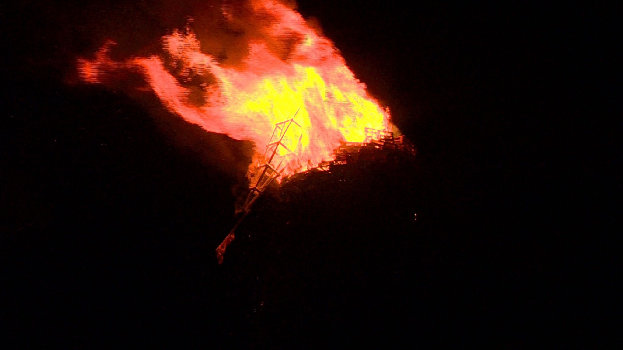 Eleventh night bonfires lit across Northern Ireland - BBC News