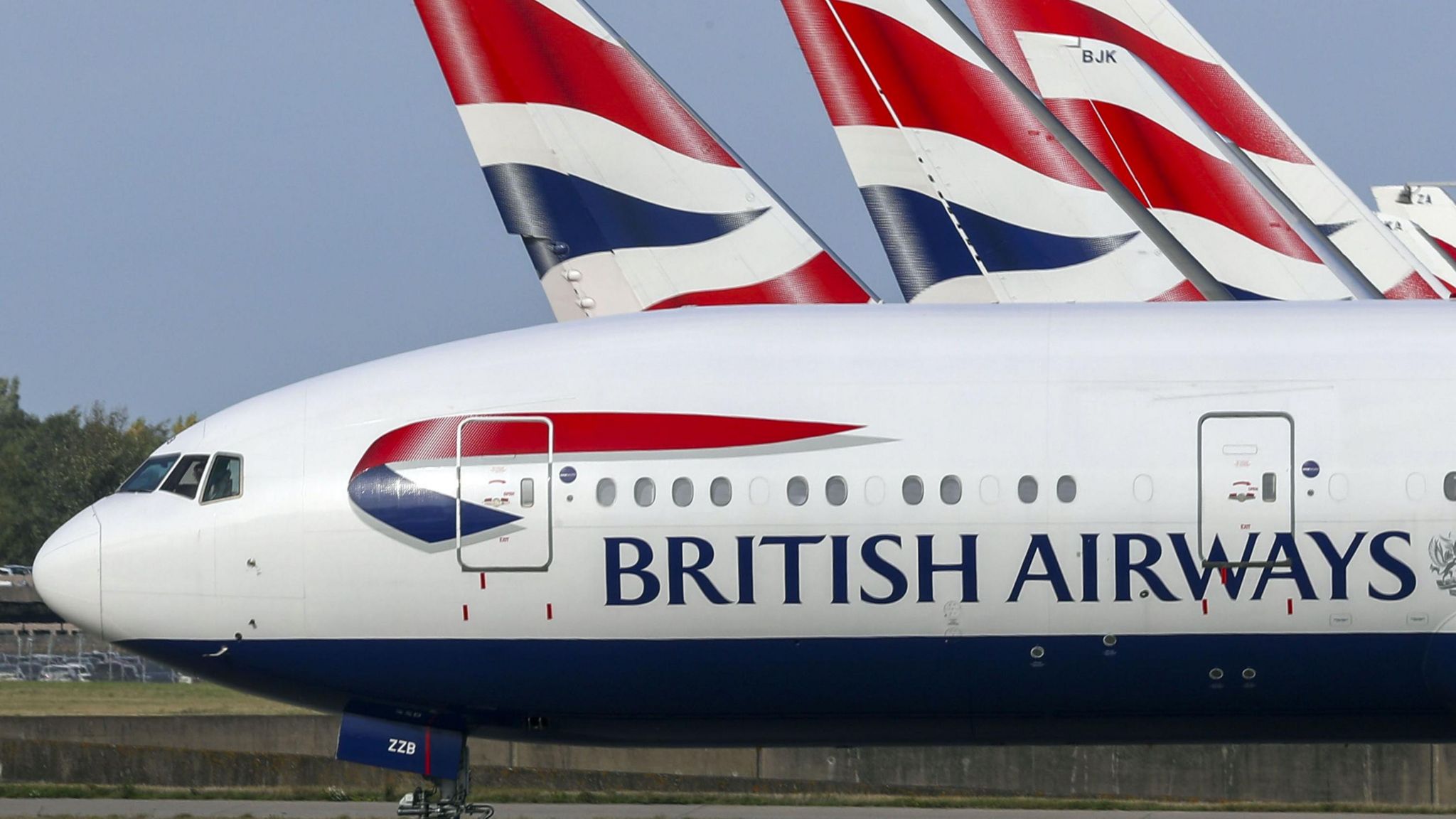British Airways owner IAG sees record profits as air travel recovers - BBC