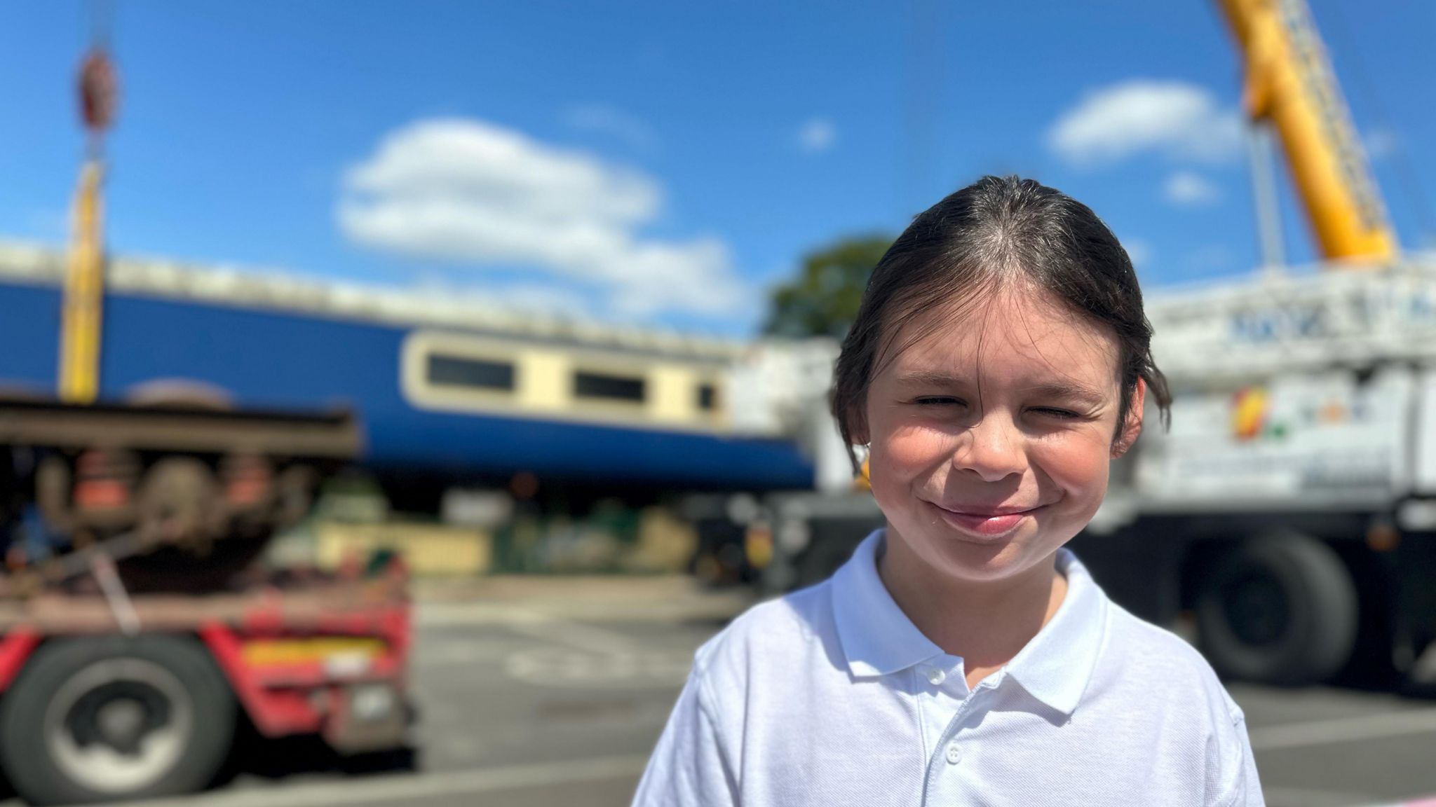 Loose: Community cafe train carriage arrives on site - BBC News