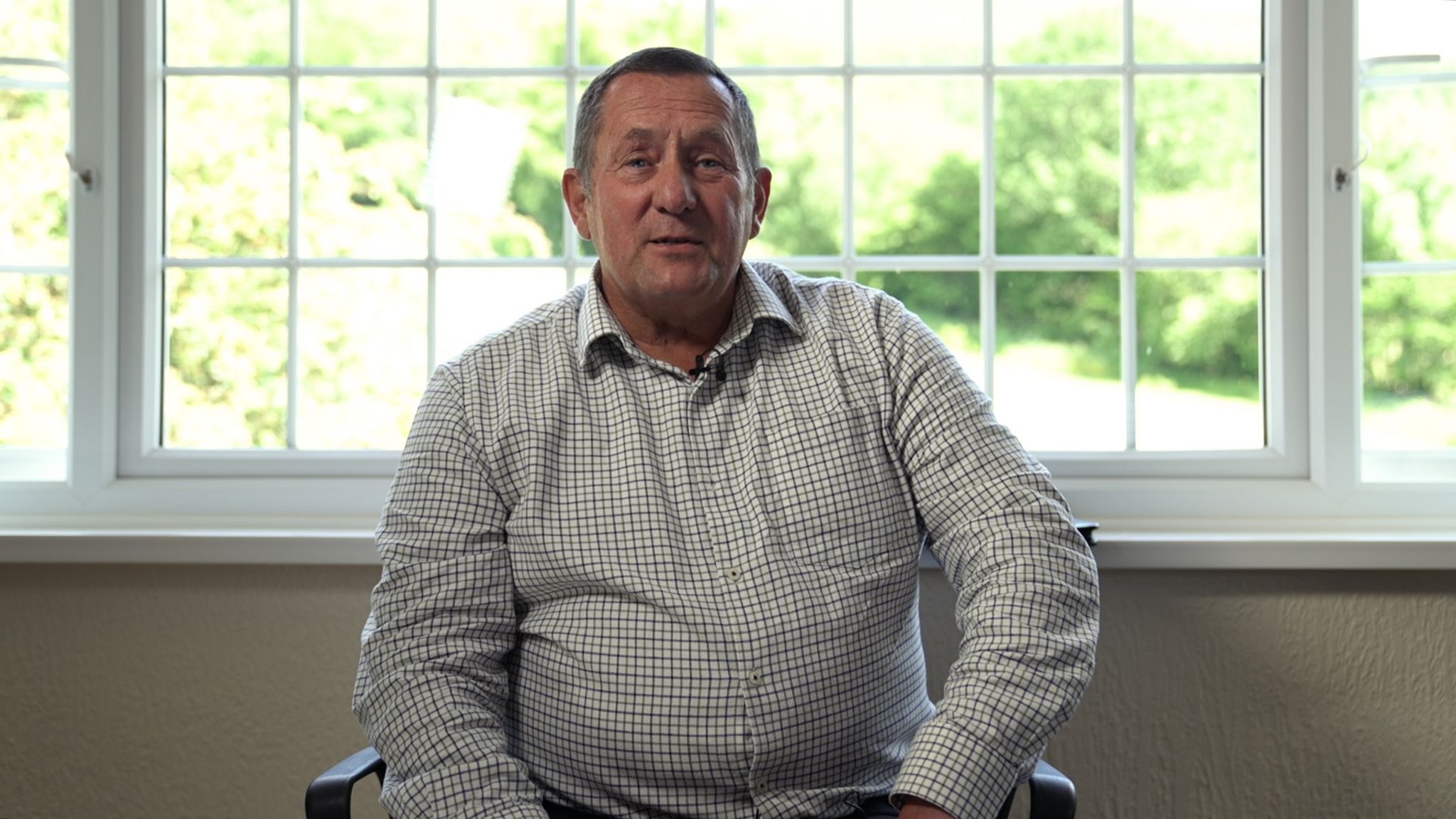 Y cartref yn Sir Gâr sydd wedi denu staff o bedwar ban byd - BBC Cymru Fyw