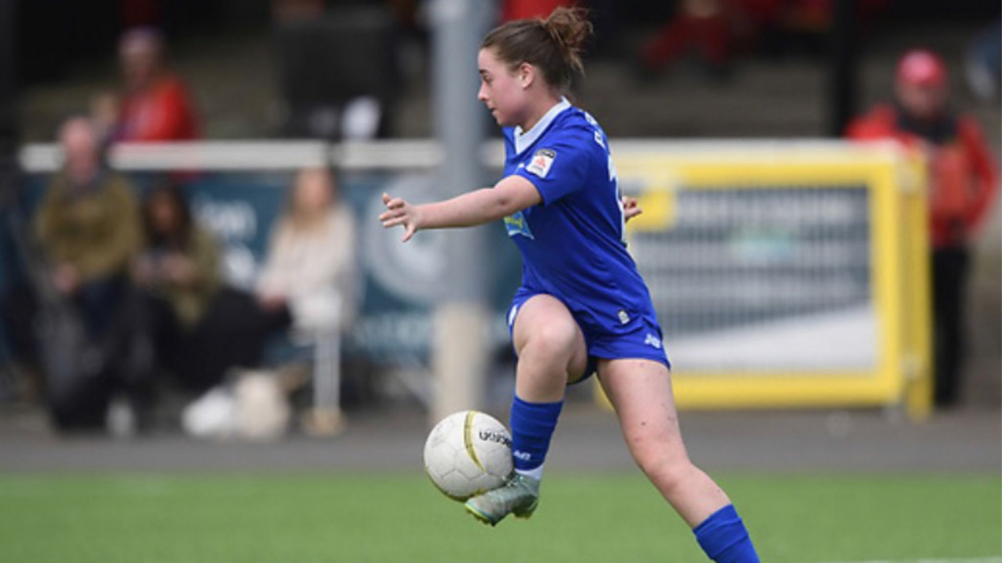 Pum munud gyda'r pêl-droedwraig Manon Pierce - BBC Cymru Fyw