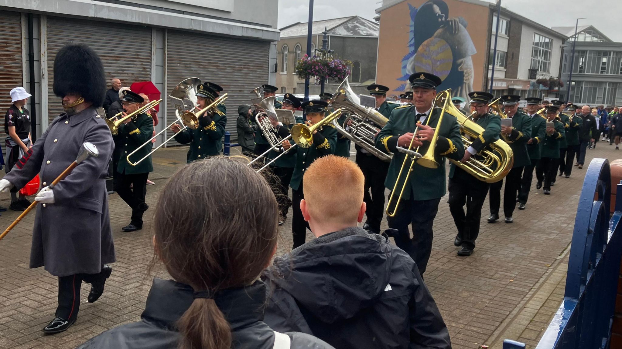 Super Cup NI: Team parade launches youth football tournament - BBC News