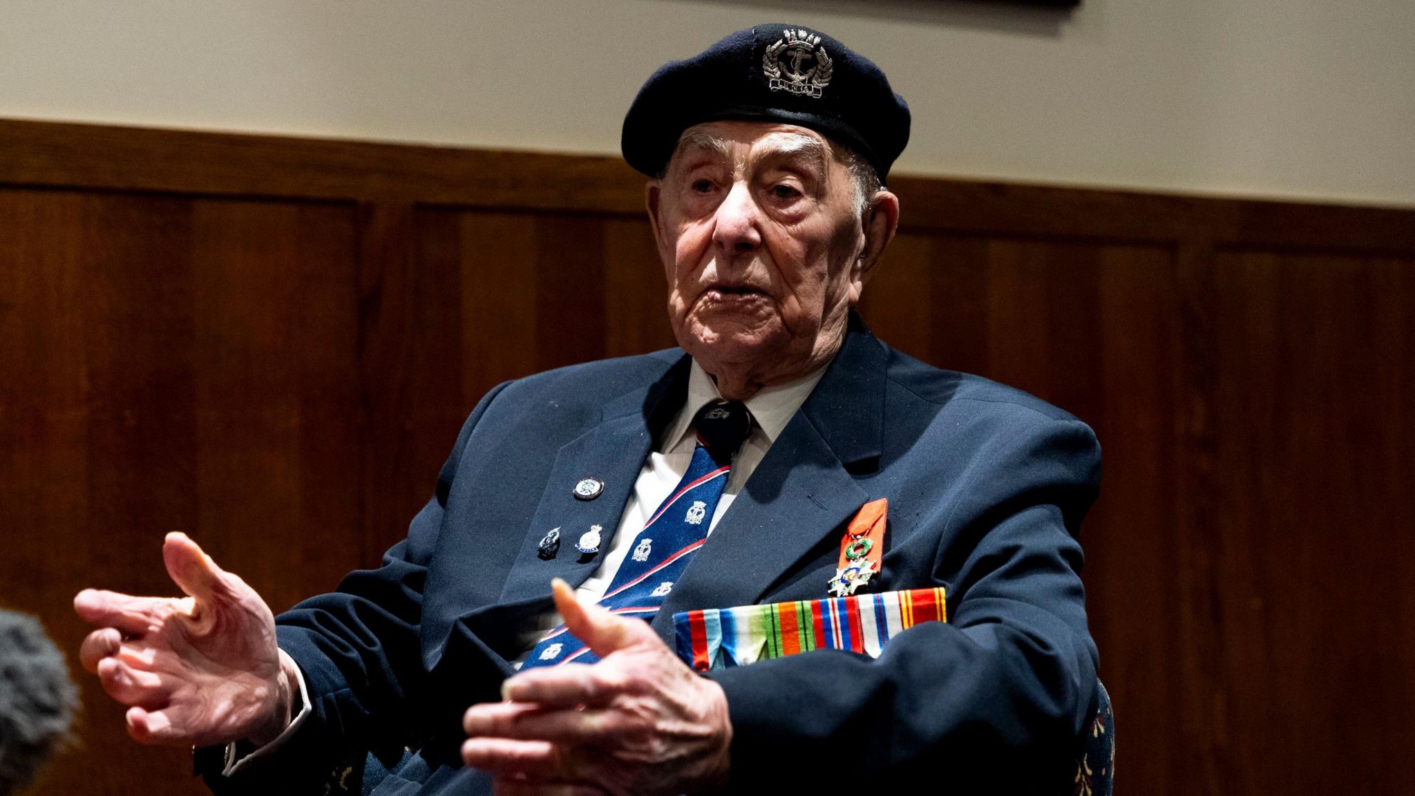 Surrey: WW2 veteran wants children to learn more about D-Day - BBC News